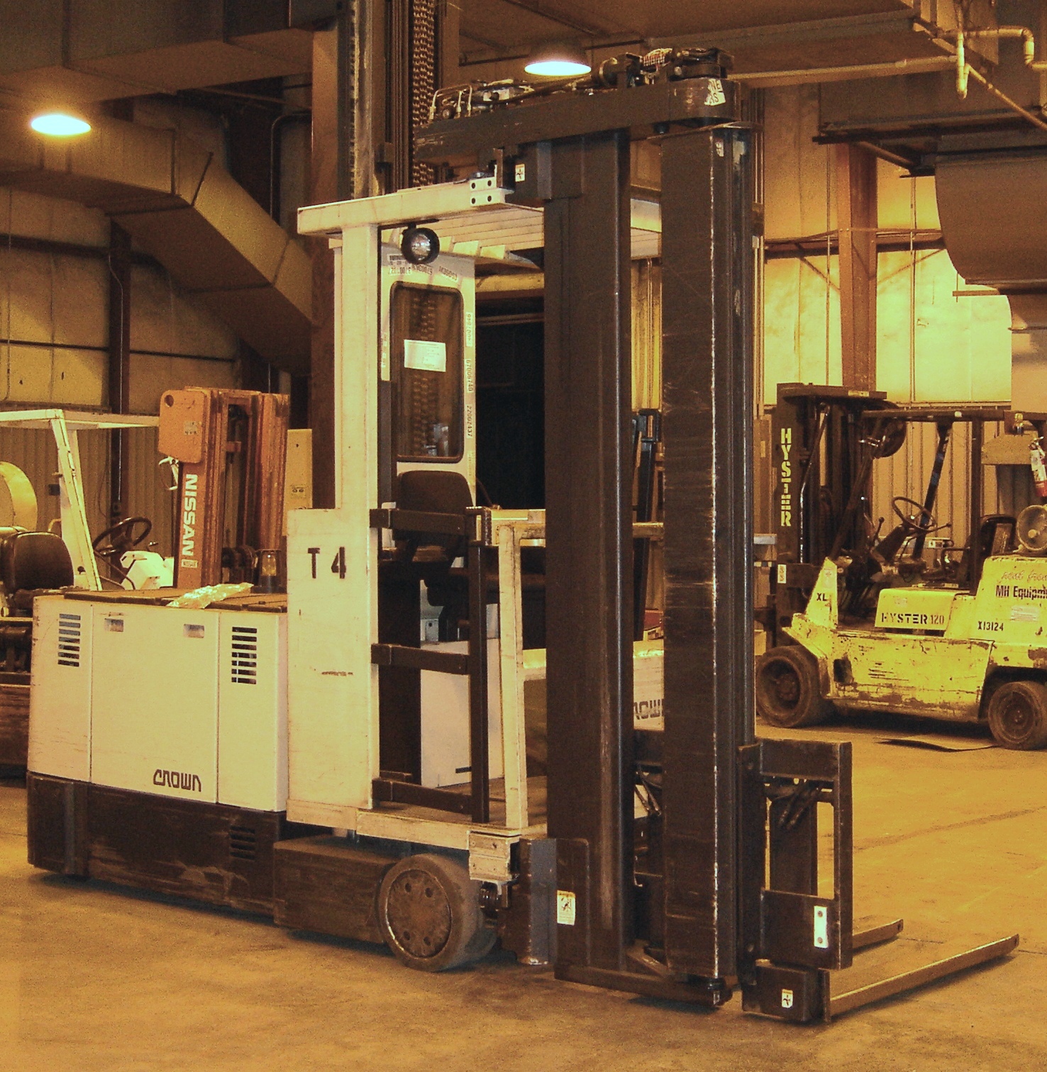 Crown Turret Stock Picker: Type E, 3000 Lb Capacity, Electric, s/N ...