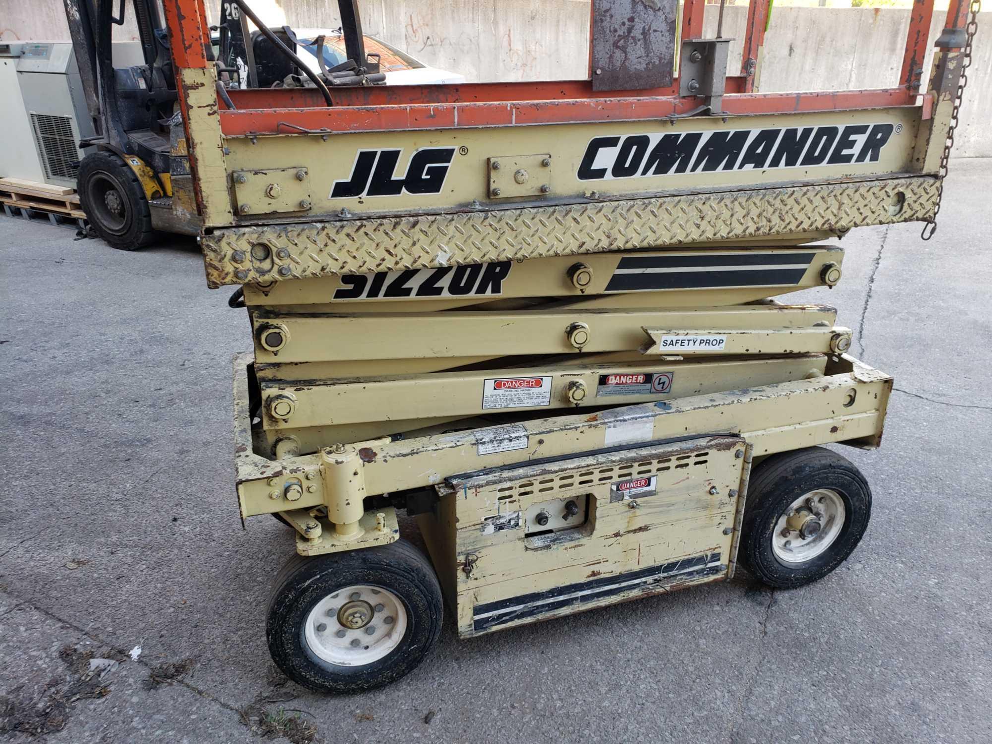 JLG Commander CM-1732 electric scissor lift 17' lift height 500lb ...