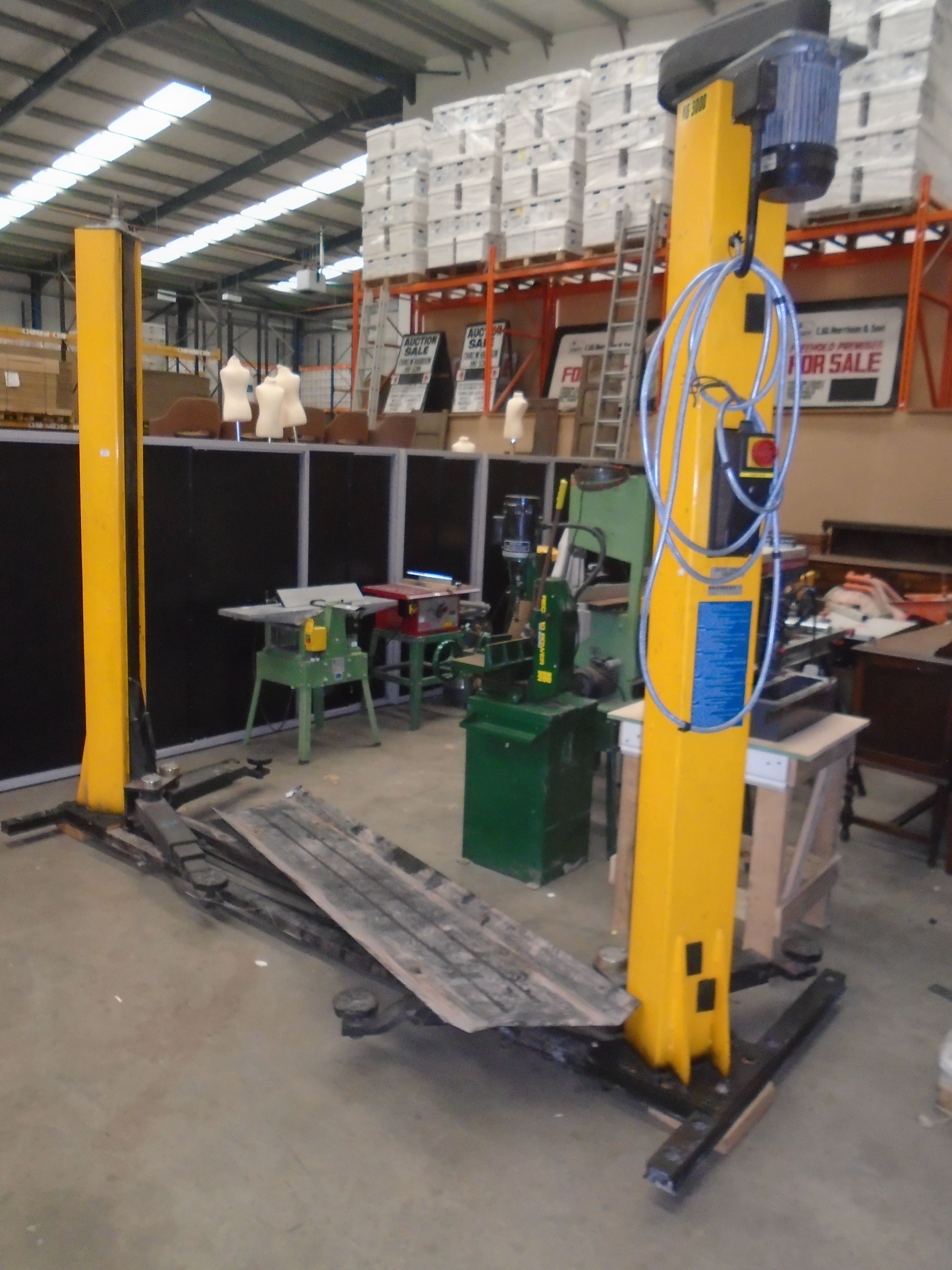 A BRADBURY M2903CD 3000kg two post car lift with H type base frame 3 ...