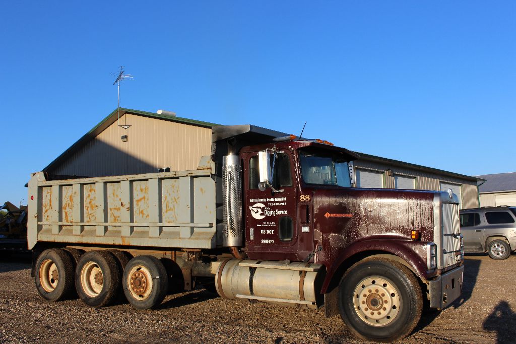 1988 International Eagle F9300 dump truck, vin 2HSFBG2R1JC009039, miles ...