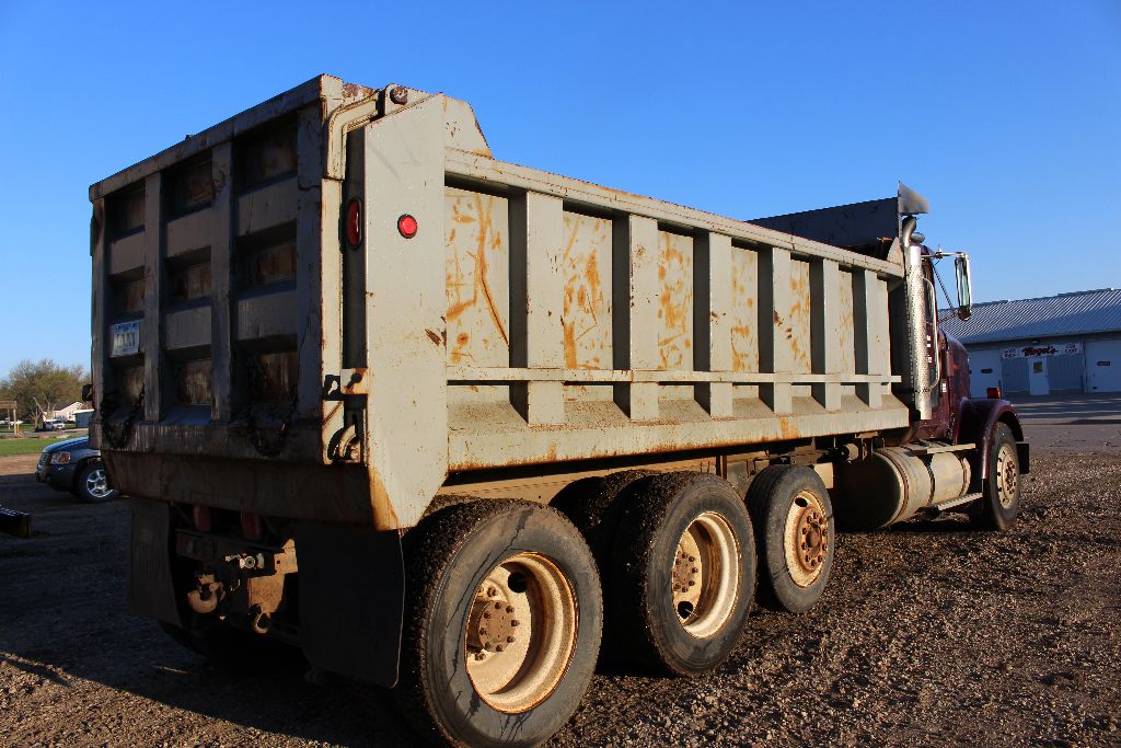 1988 International Eagle F9300 dump truck, vin 2HSFBG2R1JC009039, miles ...