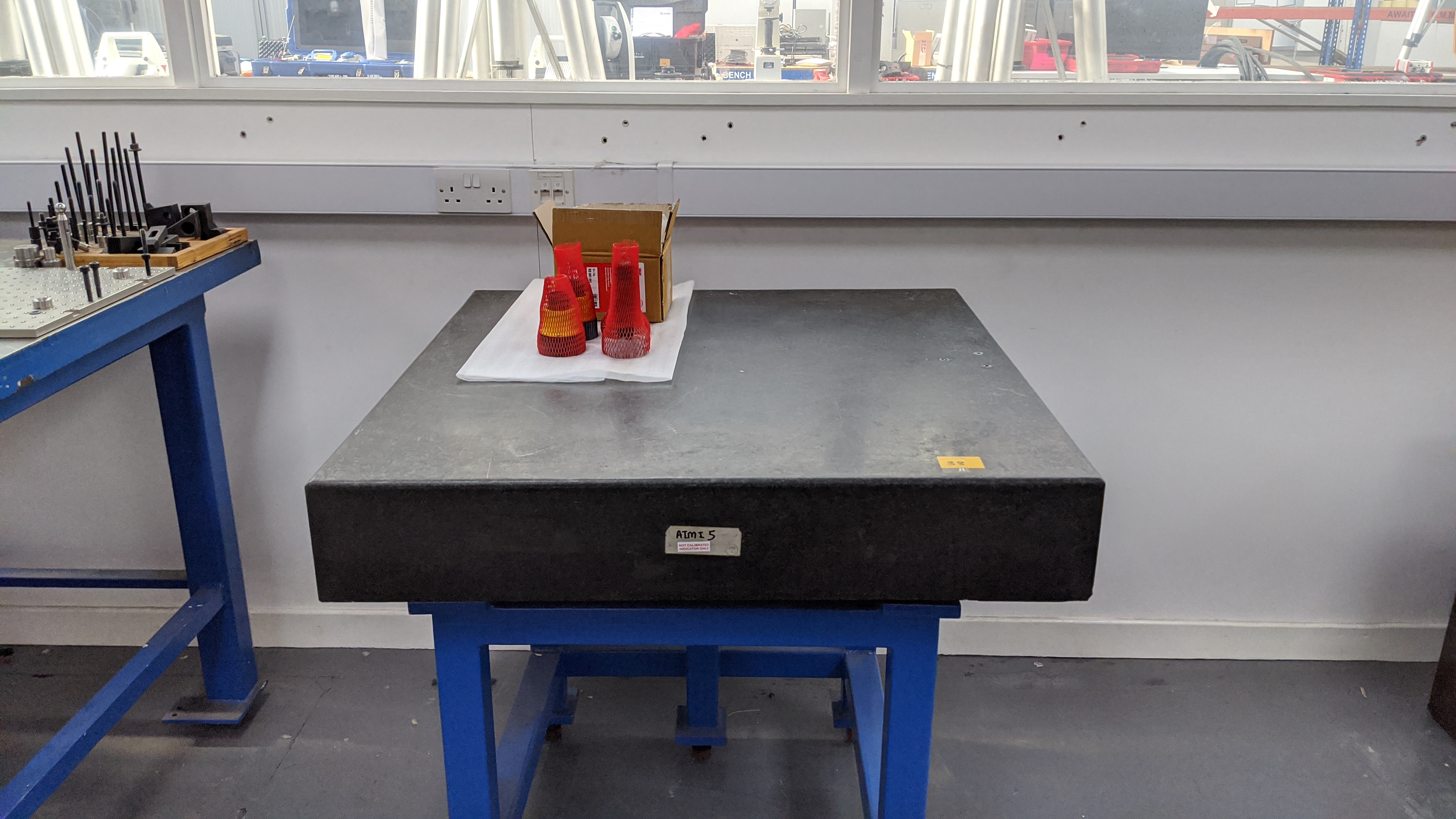 Granite inspection table with top measuring circa 915mm x 915mm x 155mm ...