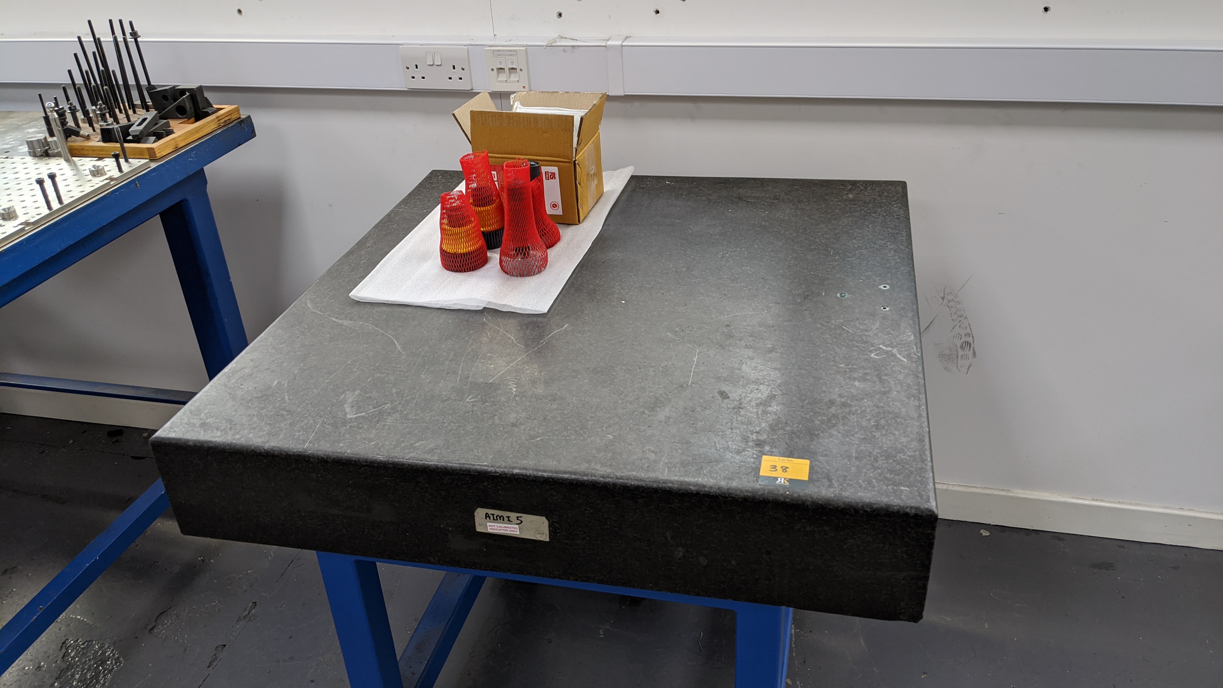 Granite inspection table with top measuring circa 915mm x 915mm x 155mm ...