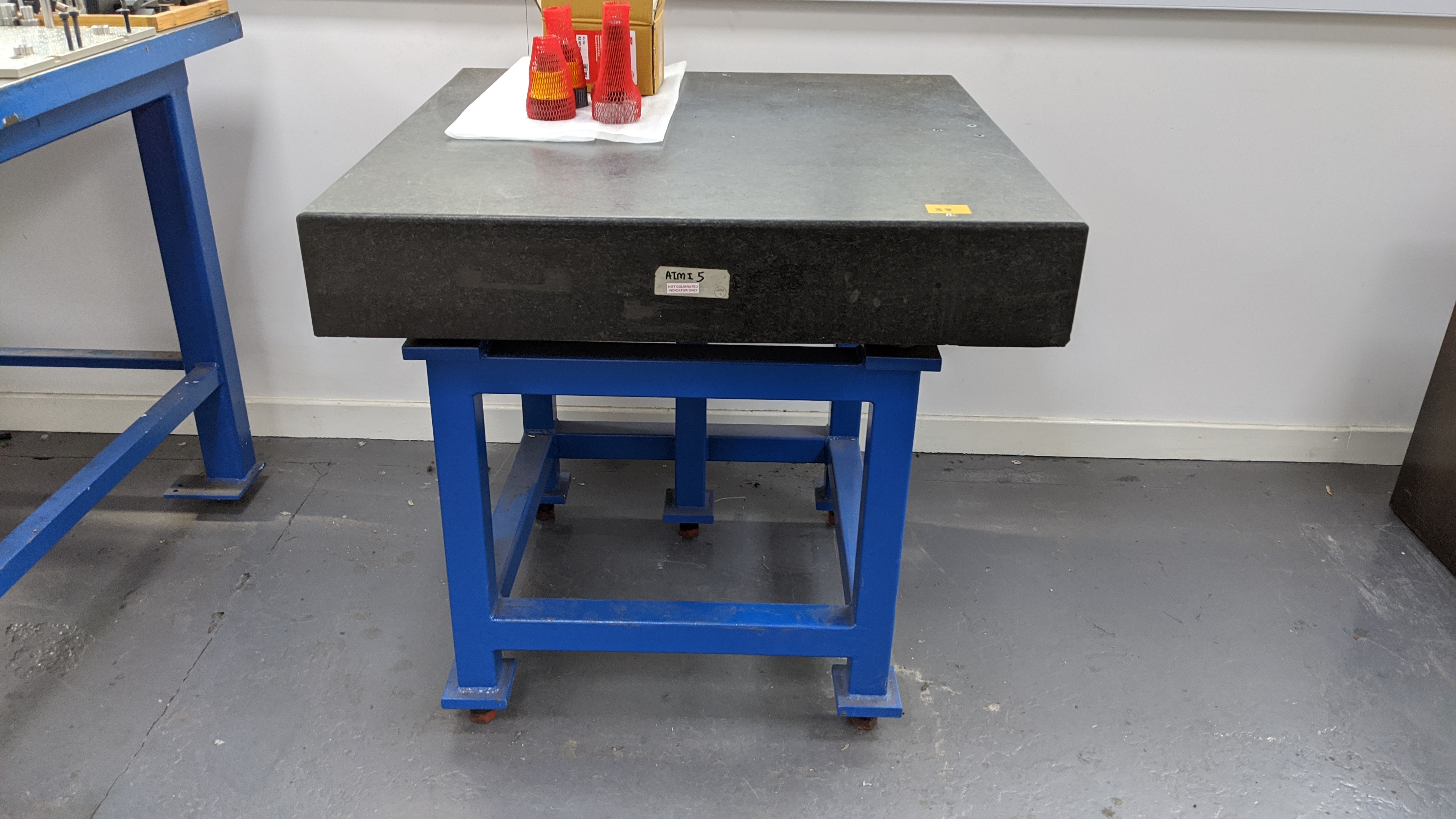 Granite inspection table with top measuring circa 915mm x 915mm x 155mm ...