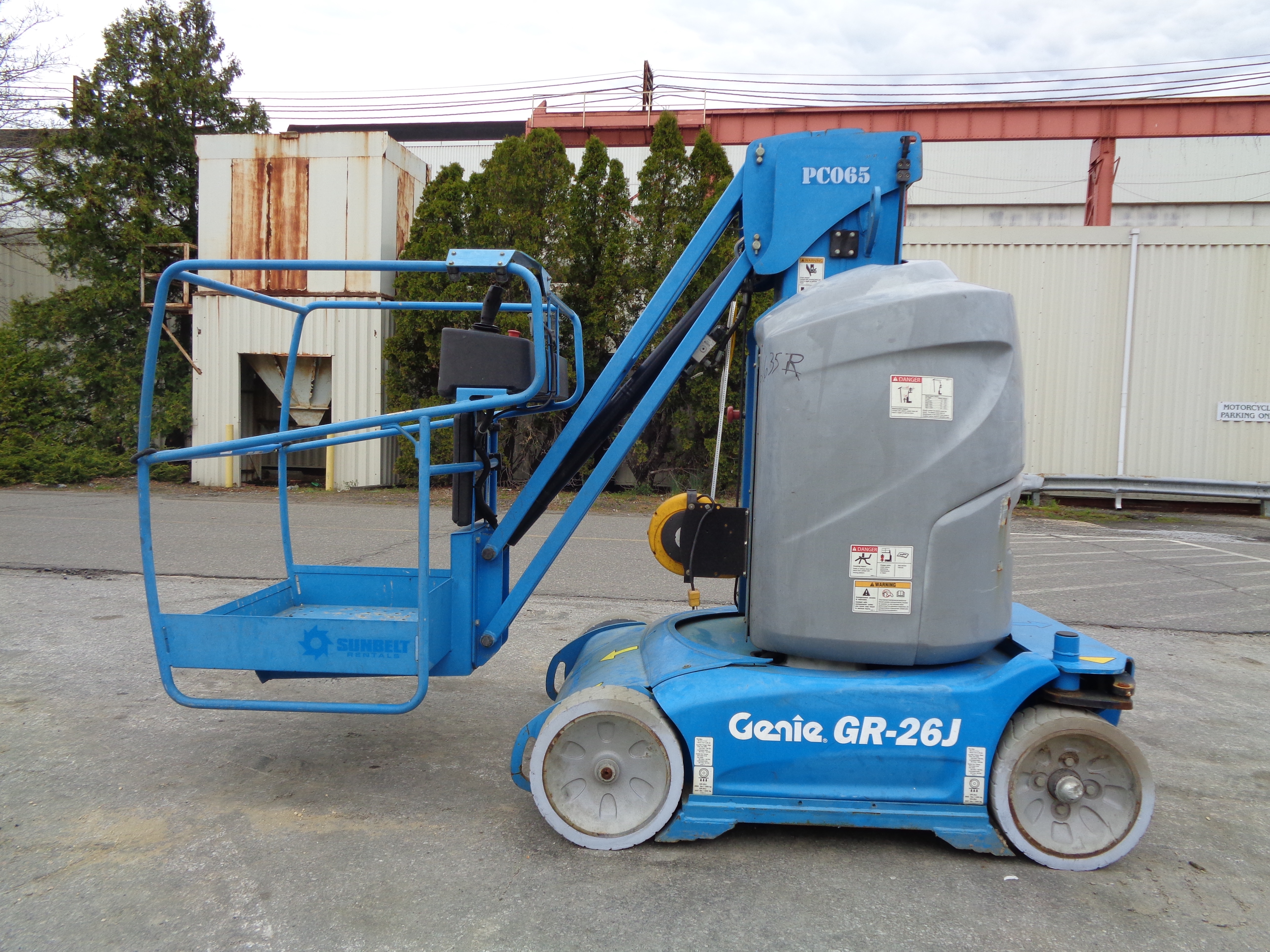 Make: Genie Model: GR-26J Year: 2014 SN: GRJ14-678 Hours: 28 26ft ...