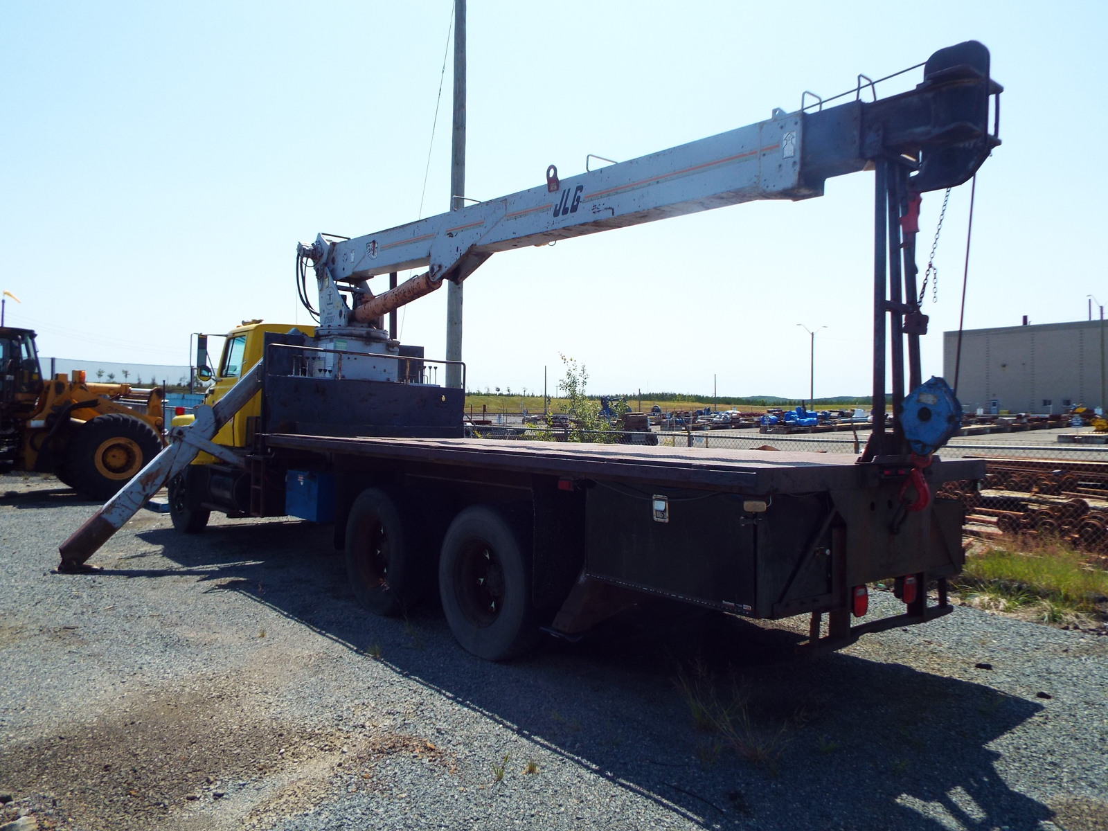 FORD L8000 BOOM TRUCK WITH JLG 1250BT CRANE, 25000LB CAPACITY AND 8390 ...