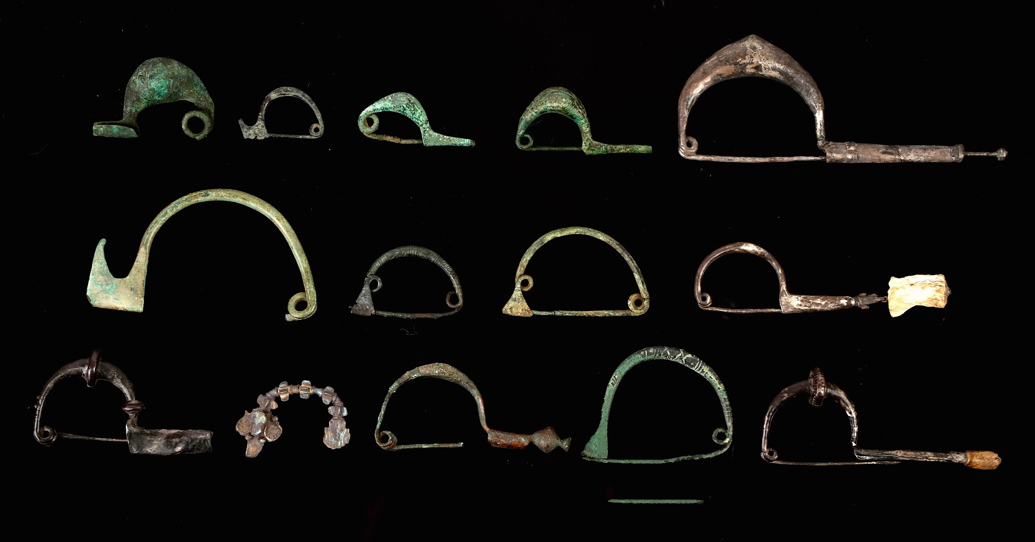 FOURTEEN ANCIENT SILVER AND BRONZE FIBULAE Circa 8th-4th Century B.C ...