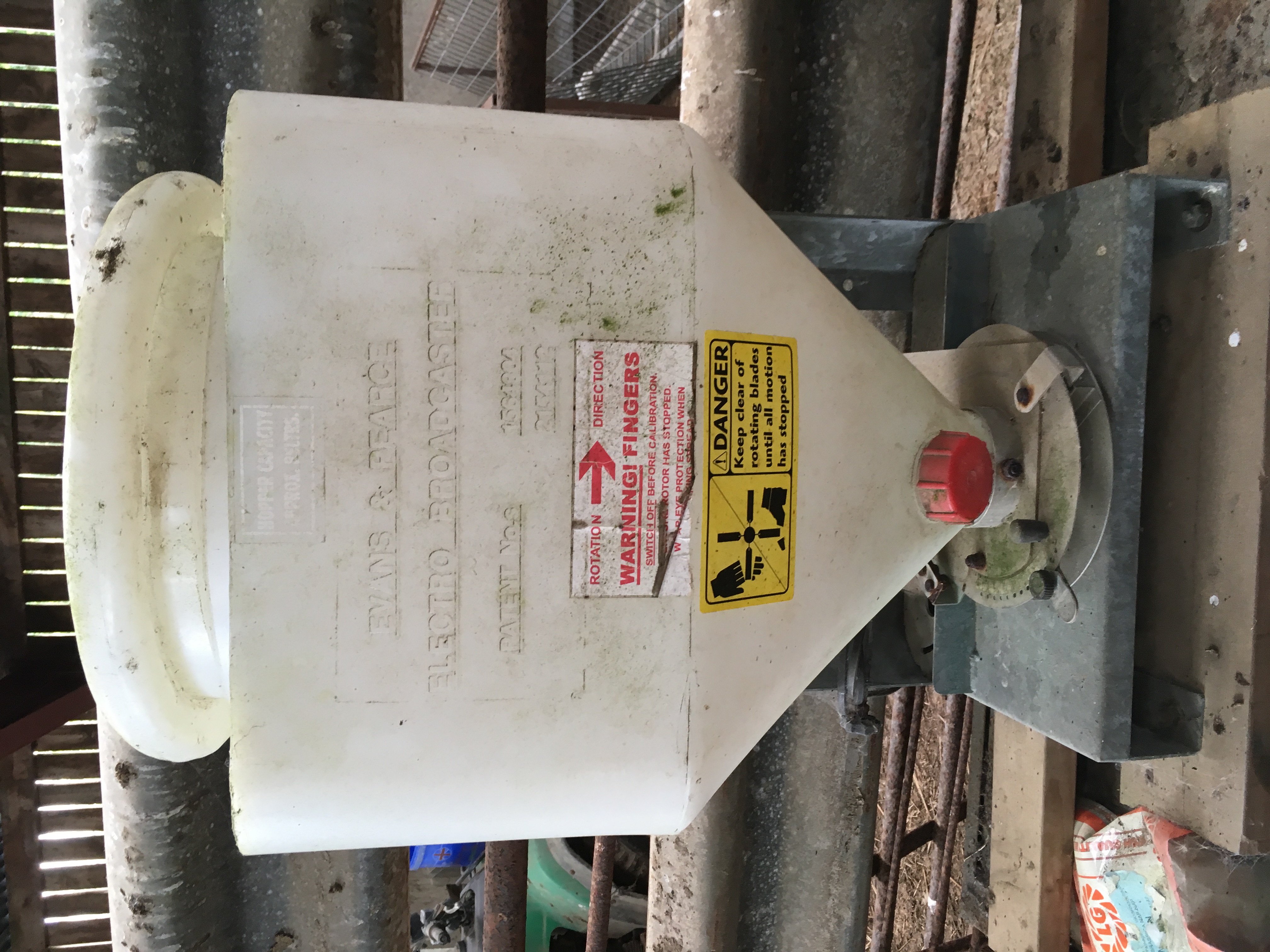 EVANS & PEARCE ELECTRO BROADCASTER SLUG PELLETER 85LTR CAPACITY 12VOLT