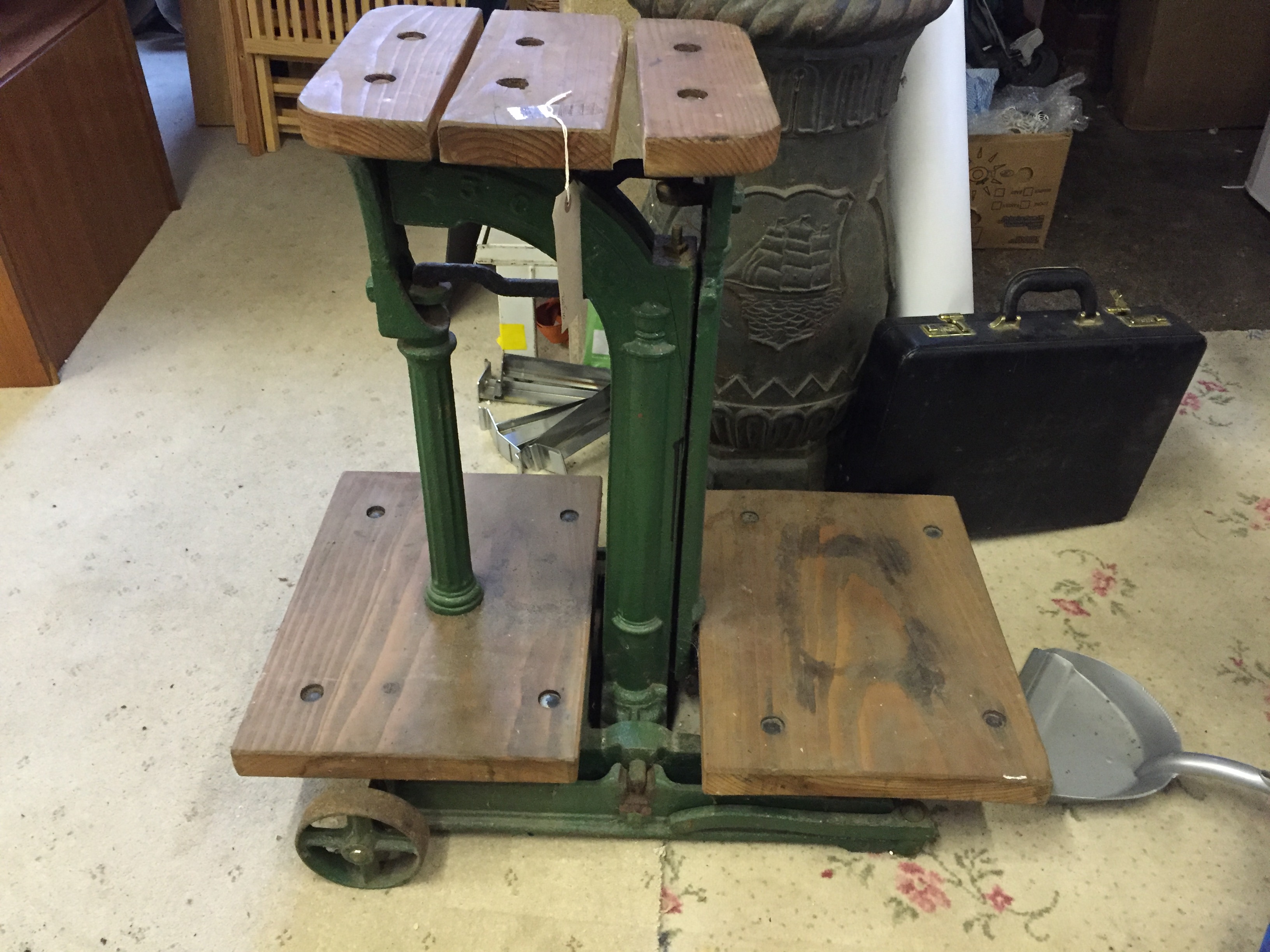 W & T Avery Ltd Class 2 sack scales in green.