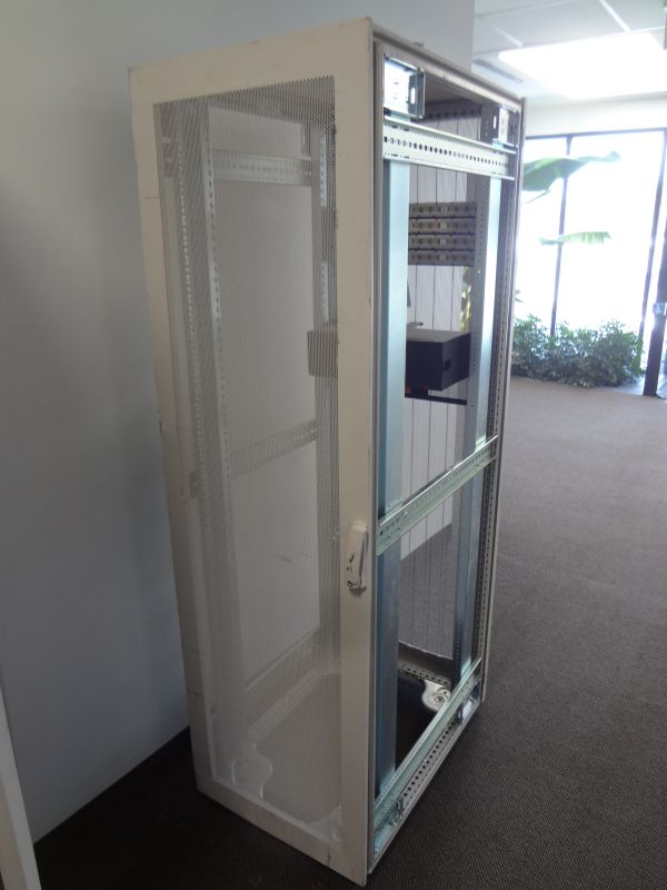 COMPAQ 9000 PORTABLE SERVER RACK; S/N U041711, 24"L X 35"W X 79" HIGH