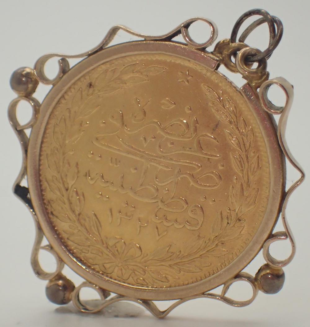 22ct gold Arabic coin loose mounted in 9ct gold mount 9.3g D: 22 mm