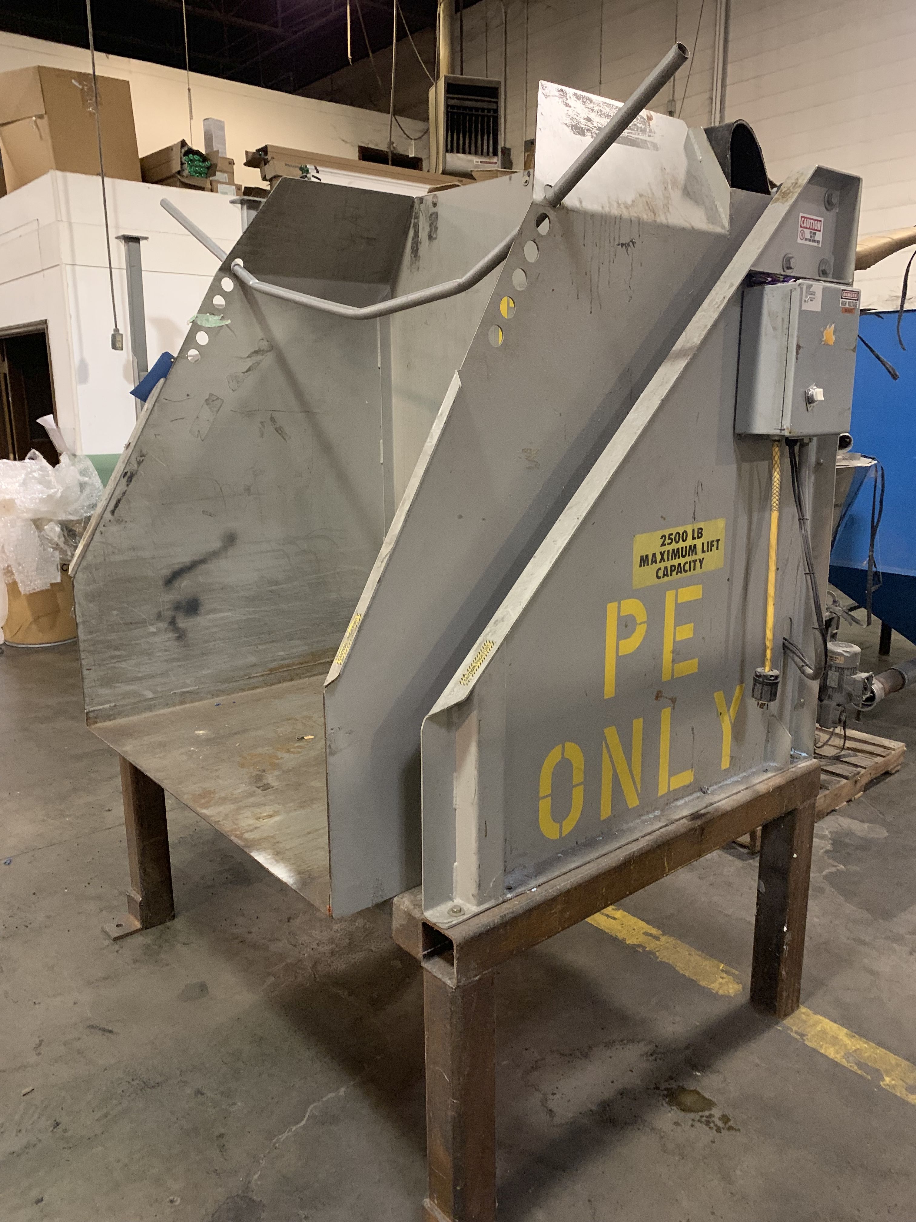 2,500 LB. MAX CAPACITY HYDRAULIC GAYLORD DUMPER MODEL 21-25483-50C; S/N ...