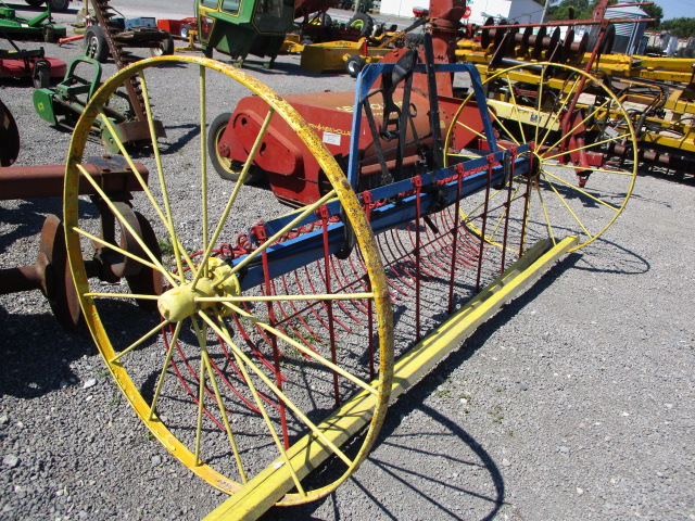 IH DUMP HAY RAKE