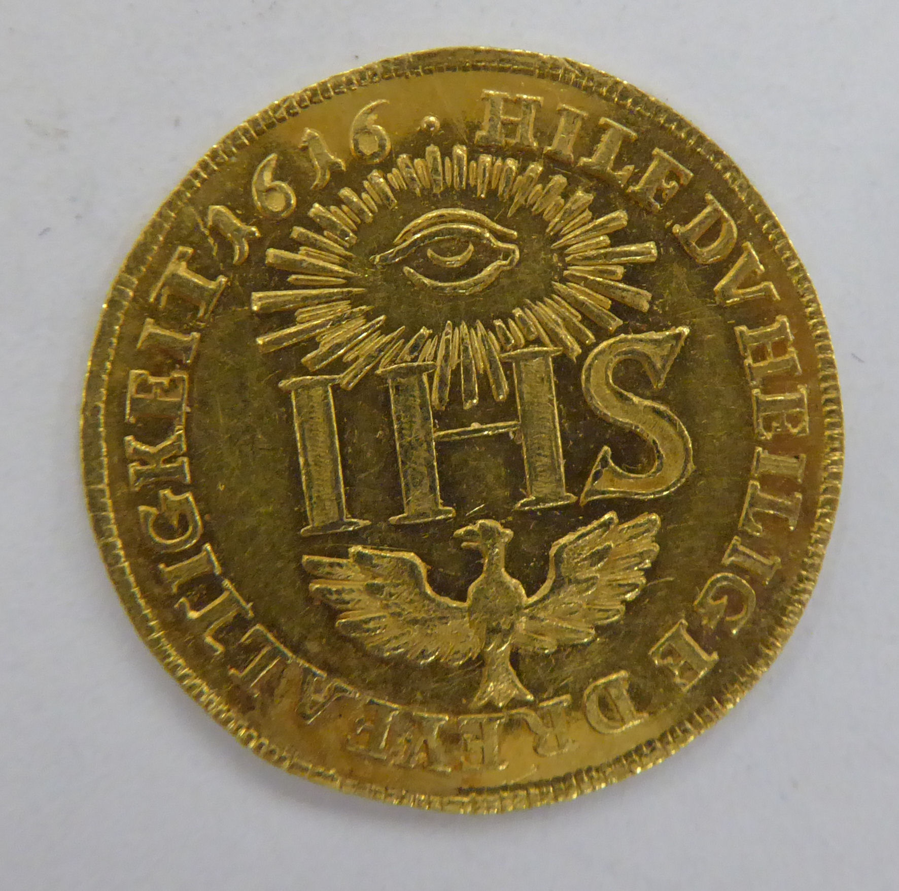 A gold medallion/coin inscribed IHS & dated 1616 11