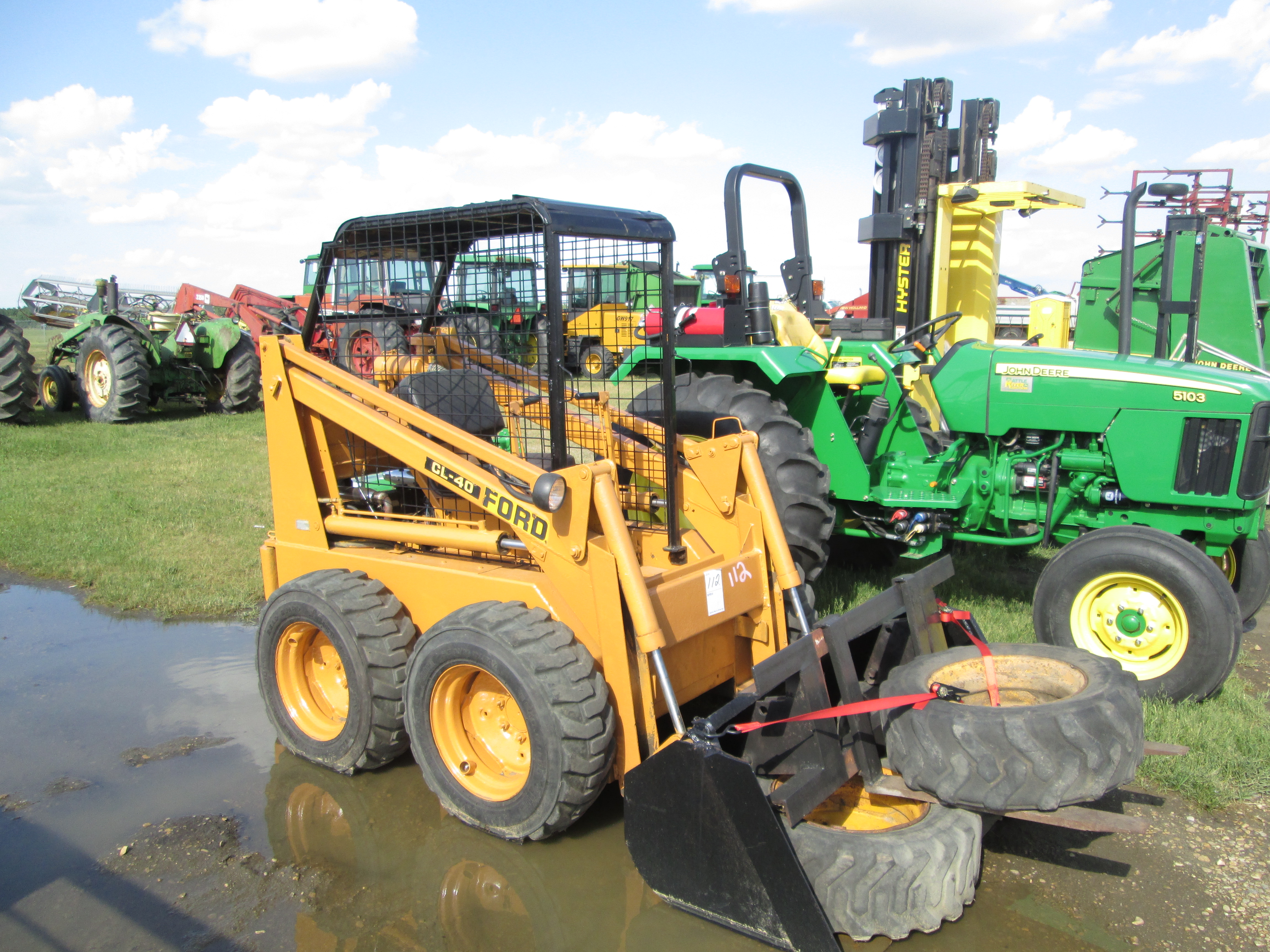 FORD CL-40 SKIDSTEER C/W BUCKET, RECENT TUNE-UP, CYLS REBUILT, LOT 112