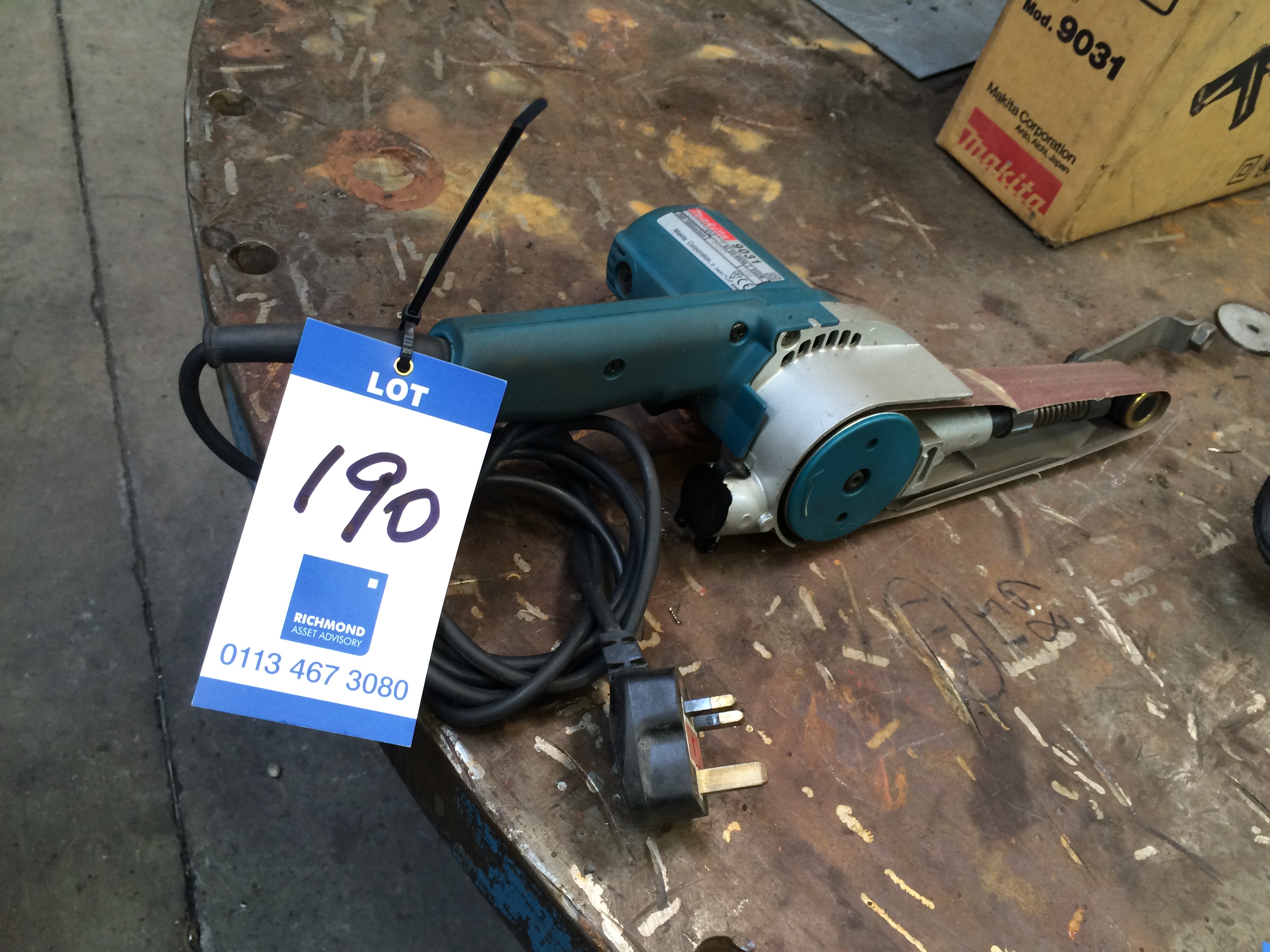 Makita 9031 hand held belt linisher, 240v