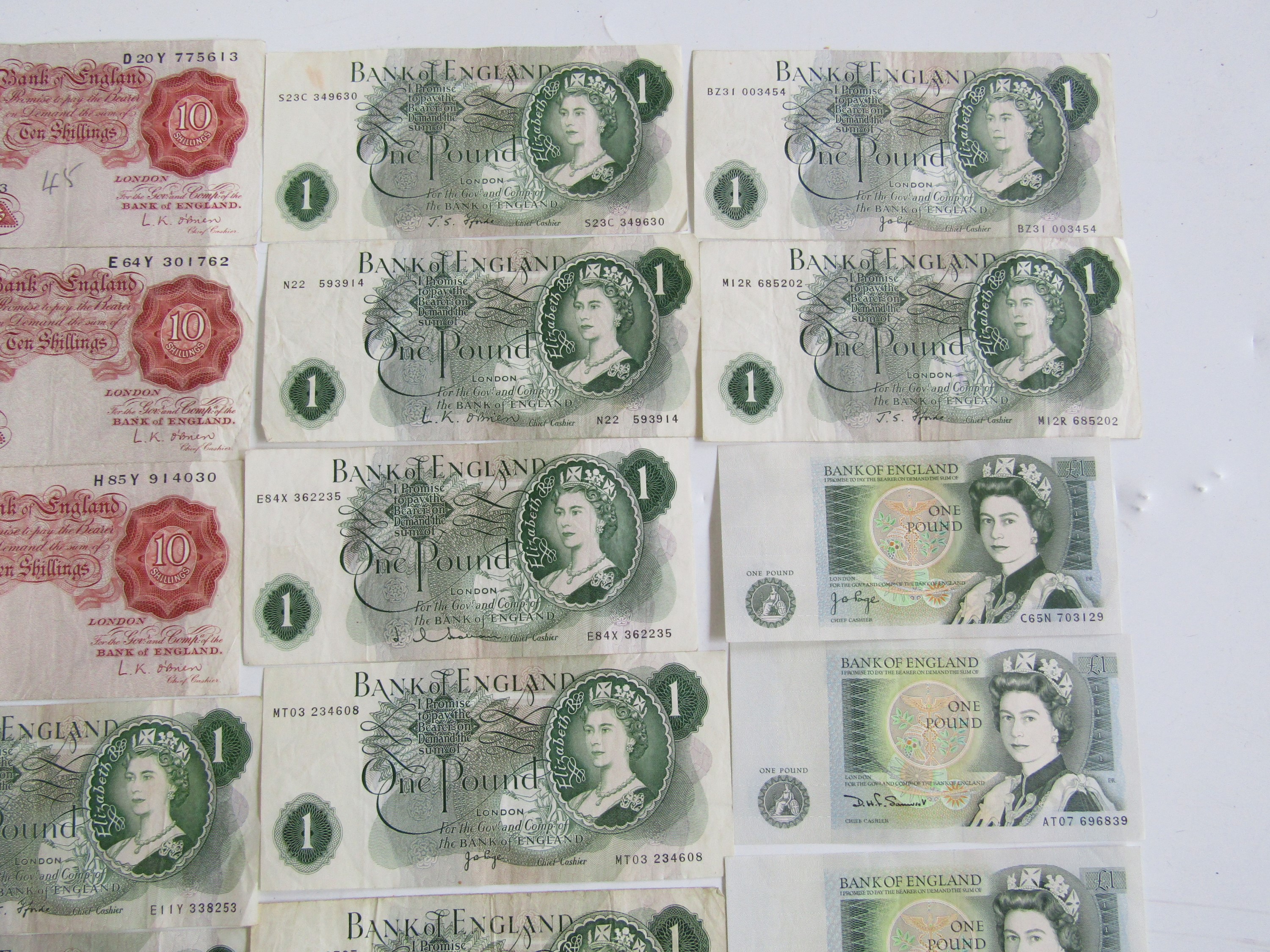 A quantity of Queen Elizabeth II Bank of England bank notes