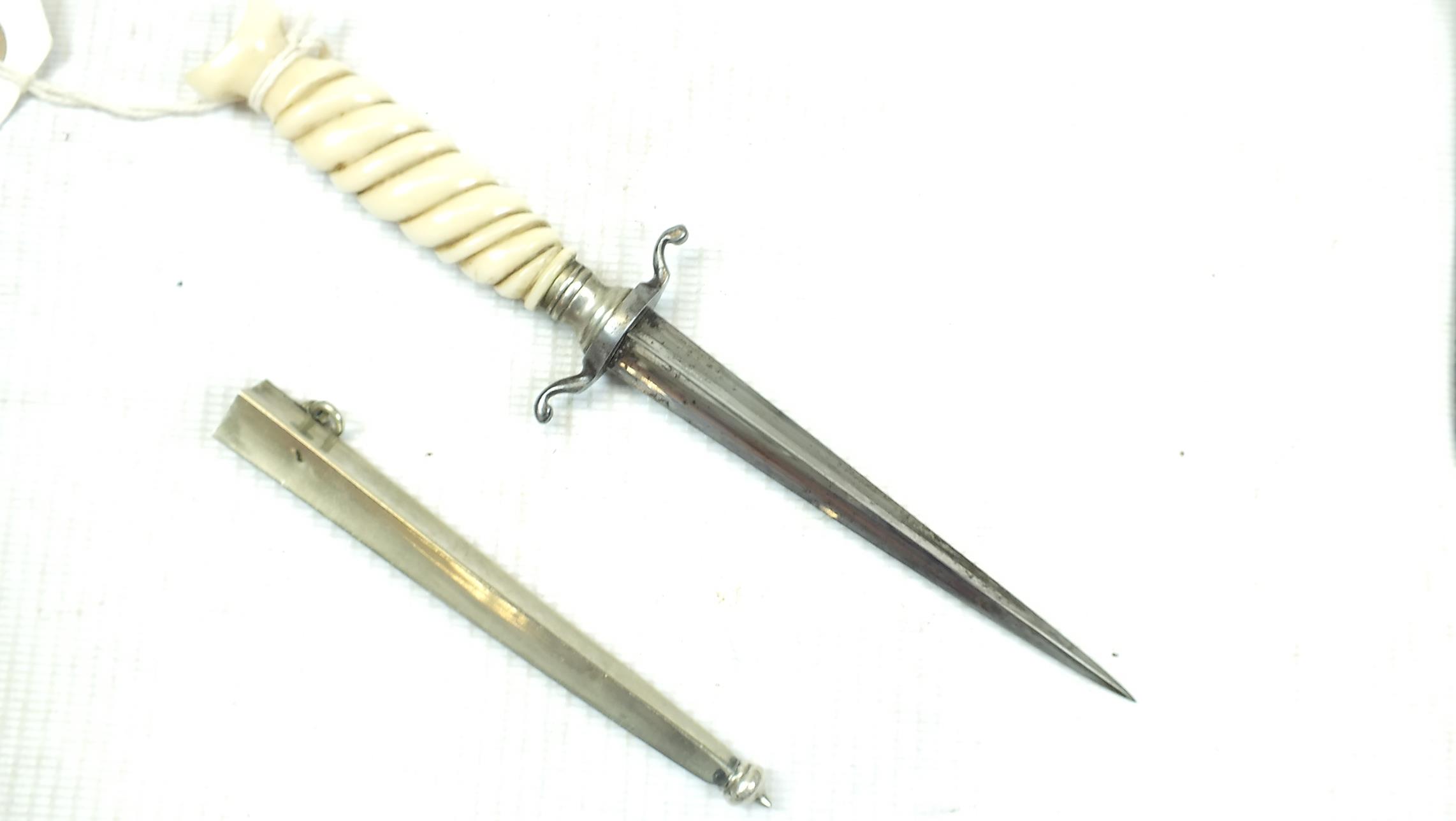 AN 18TH CENTURY CONTINENTAL STILETTO DAGGER, 8cm triangular section ...