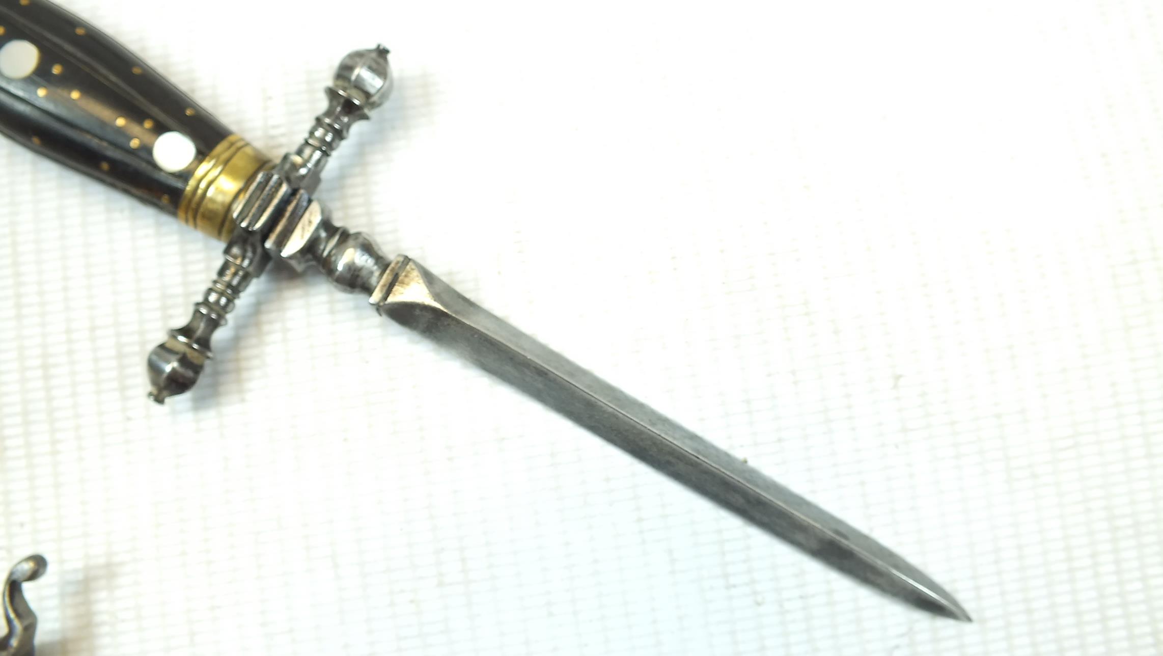 AN 18TH CENTURY CONTINENTAL STILETTO DAGGER, 8cm triangular section ...