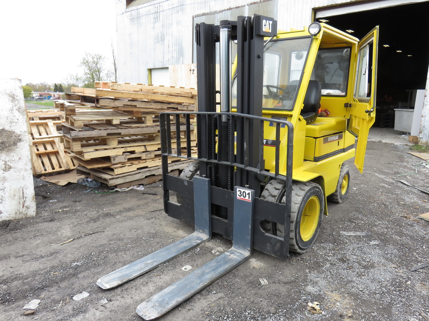 CATERPILLAR MOD VC60C 6,000LBS CAP PROPANE POWERED FORKLIFT W/ 156"H ...