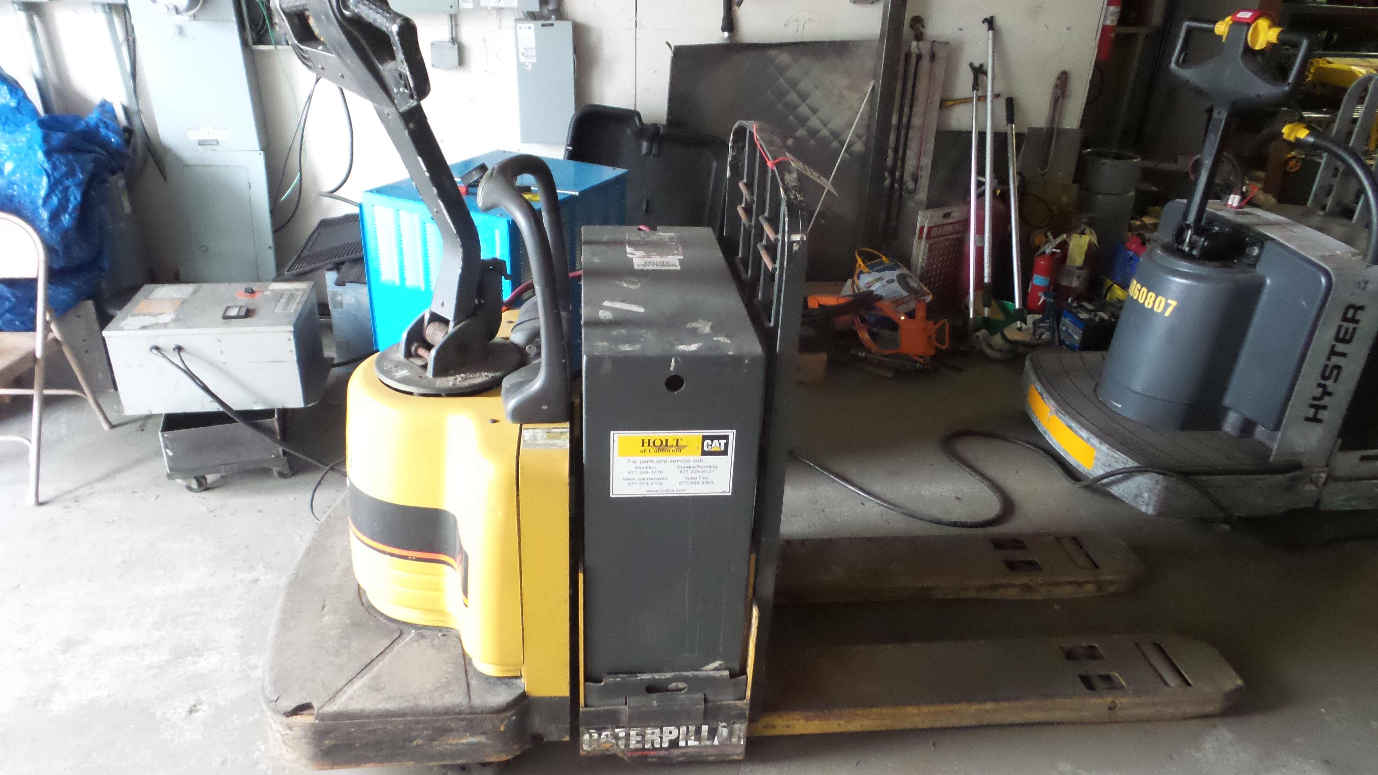 Caterpillar NPV60 Electric Pallet Jack 24V,2,700lb cap, 3,231hrs s/n ...
