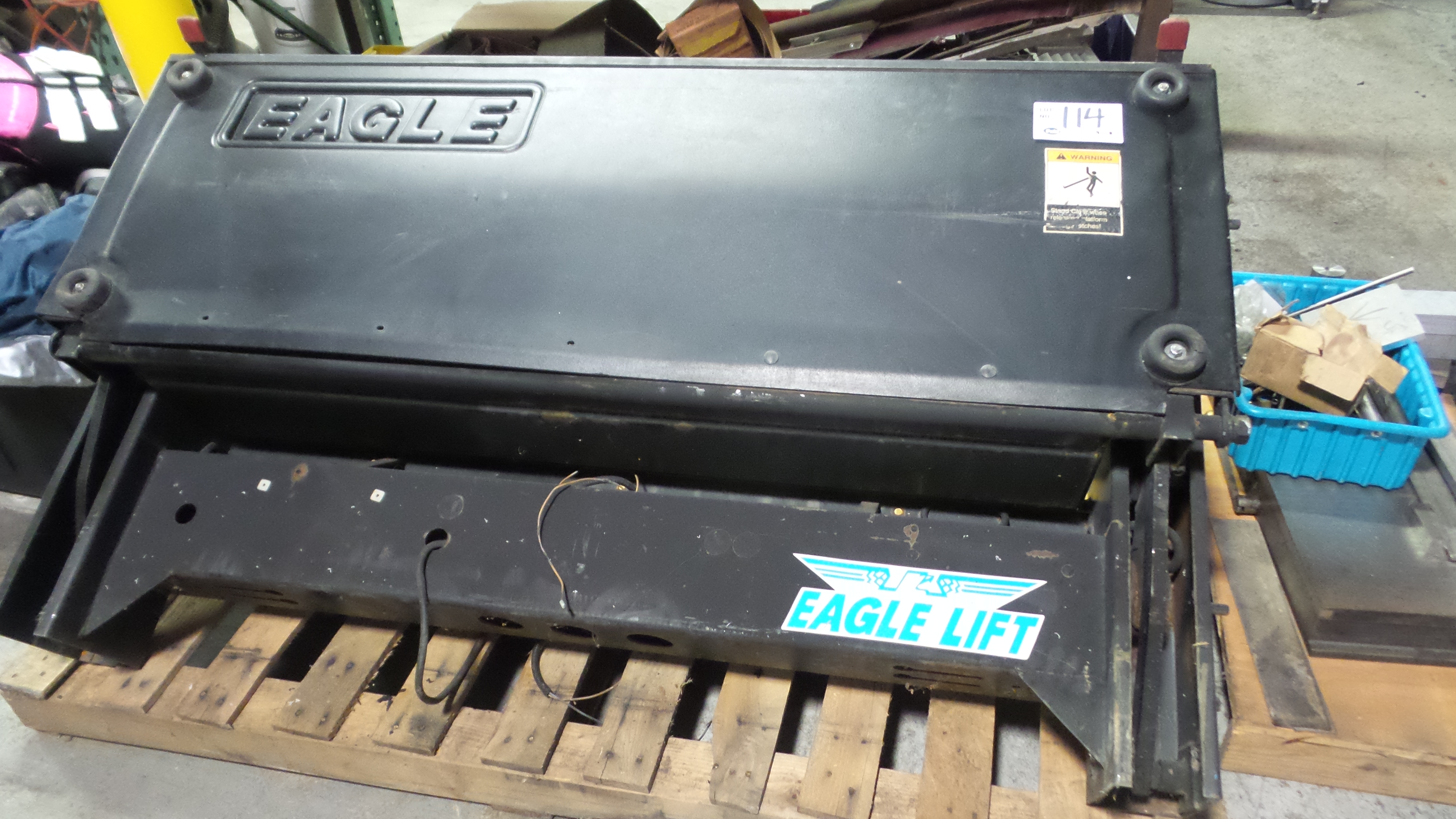 Eagle Model EDL-60 1,000lb Lift Gate. Mounts on Full-size truck bed