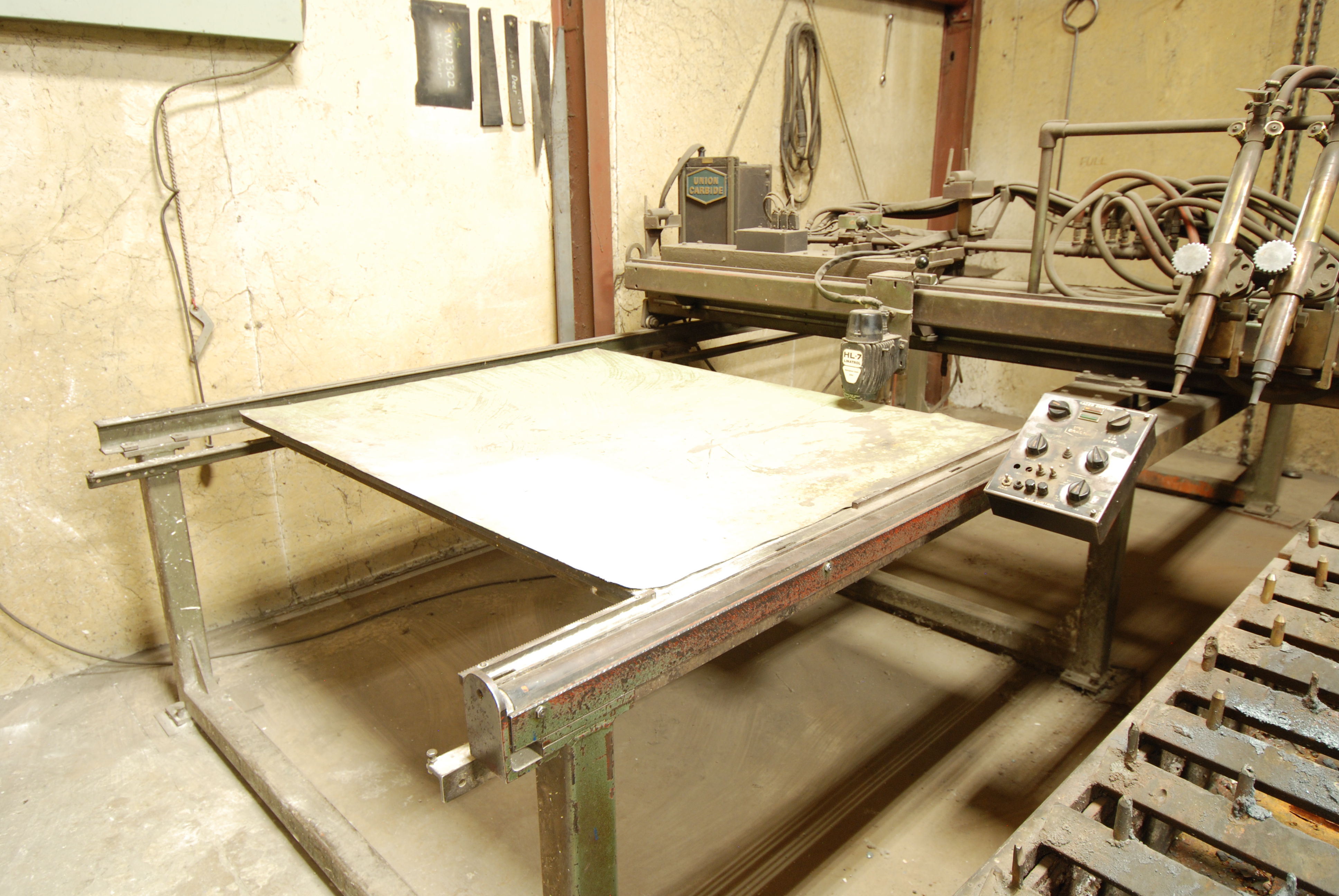 UNION CARBIDE TORCH CUTTING TABLE W/ 4 TORCHES, RACER CONTROL, GAS ...