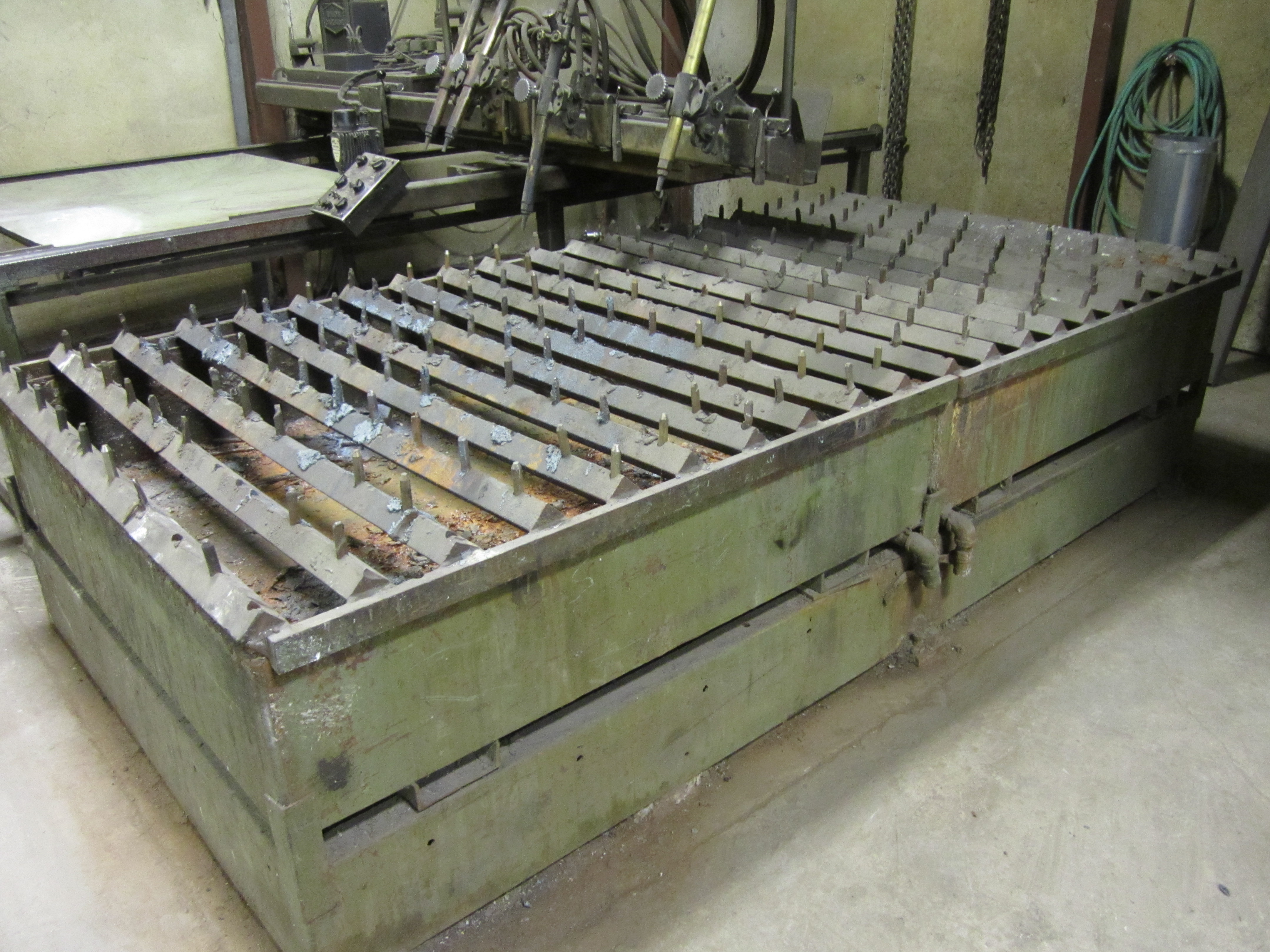 UNION CARBIDE TORCH CUTTING TABLE W/ 4 TORCHES, RACER CONTROL, GAS ...