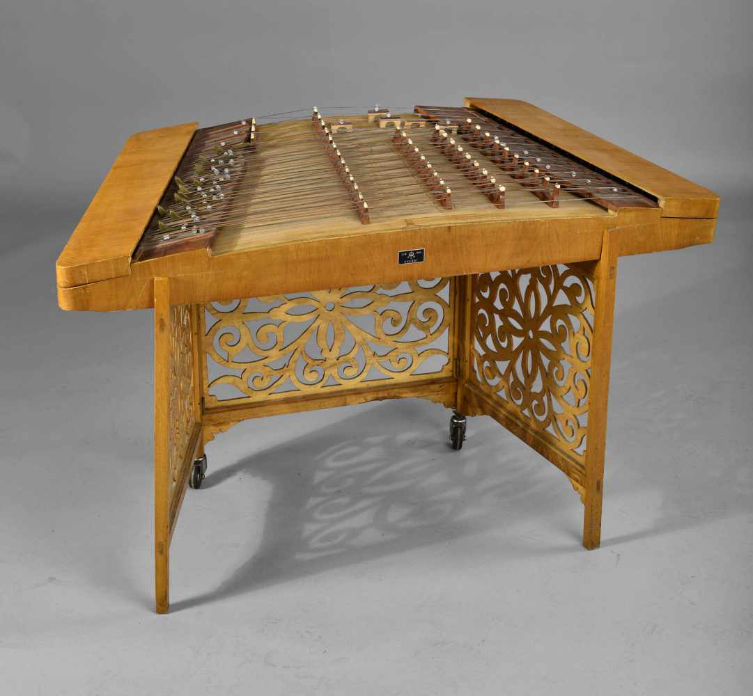 Yangqin chinesisches Hackbrett, Mitte 20. Jh., rückseitig ...