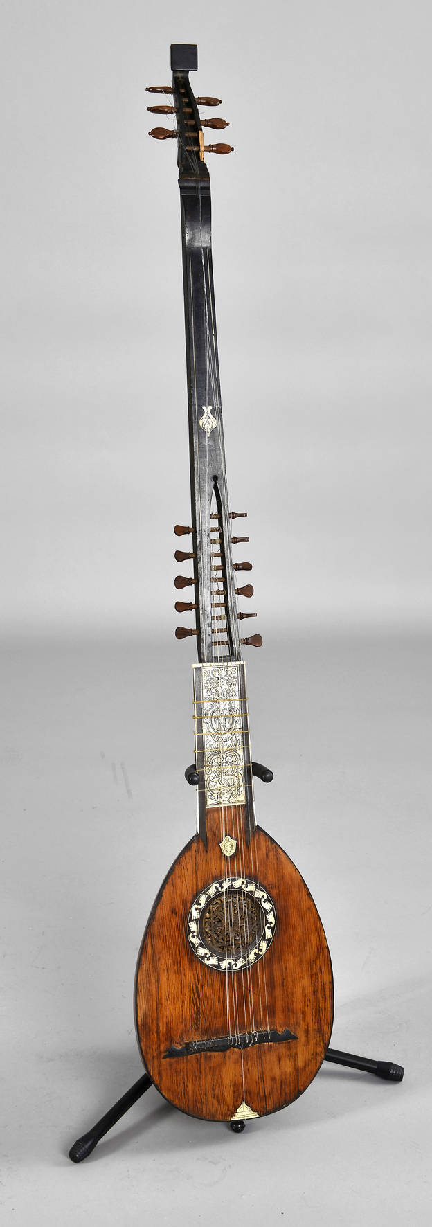 Chitarrone Italien, wohl 18. Jh., Fichte und Ahorn, geschwärzter Hals ...