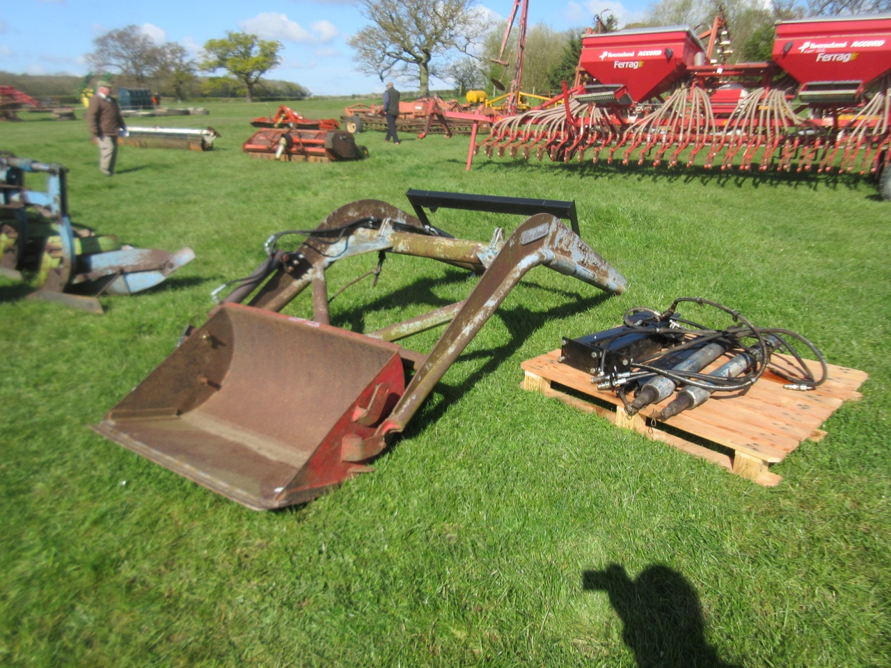 Horndraulic Loader, c/w hydraulic tipping bucket