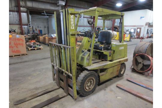Clark C300-Y40 LP forklift 3825lb capacity S/N Y465-309-4389-1081