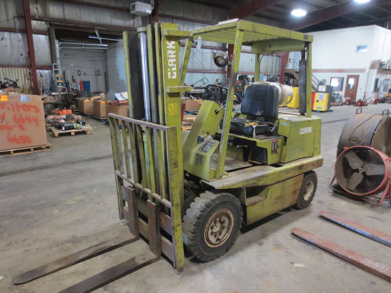 Clark C300-Y40 LP forklift 3825lb capacity S/N Y465-309-4389-1081