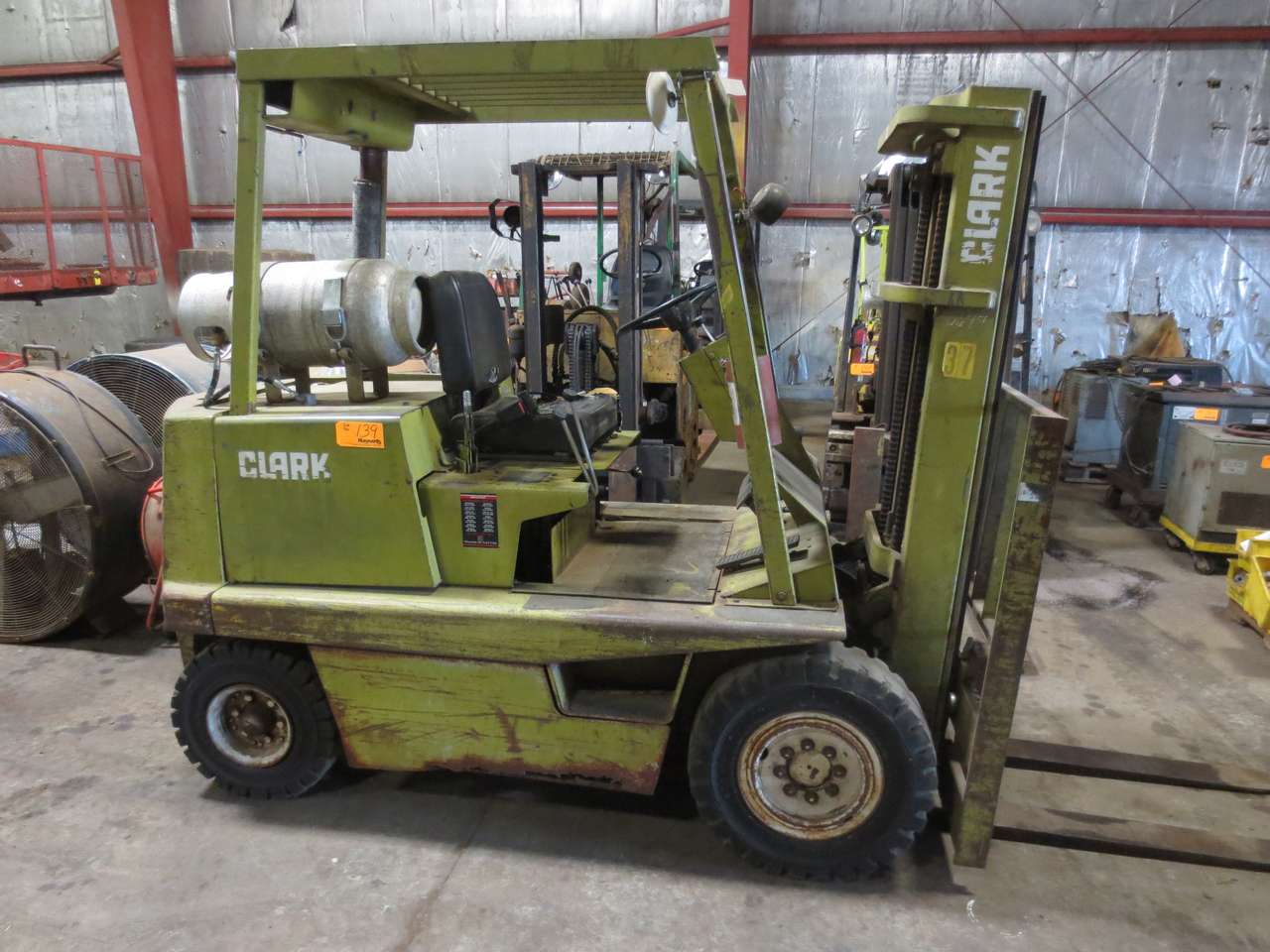 Clark C300-Y40 LP forklift 3825lb capacity S/N Y465-309-4389-1081