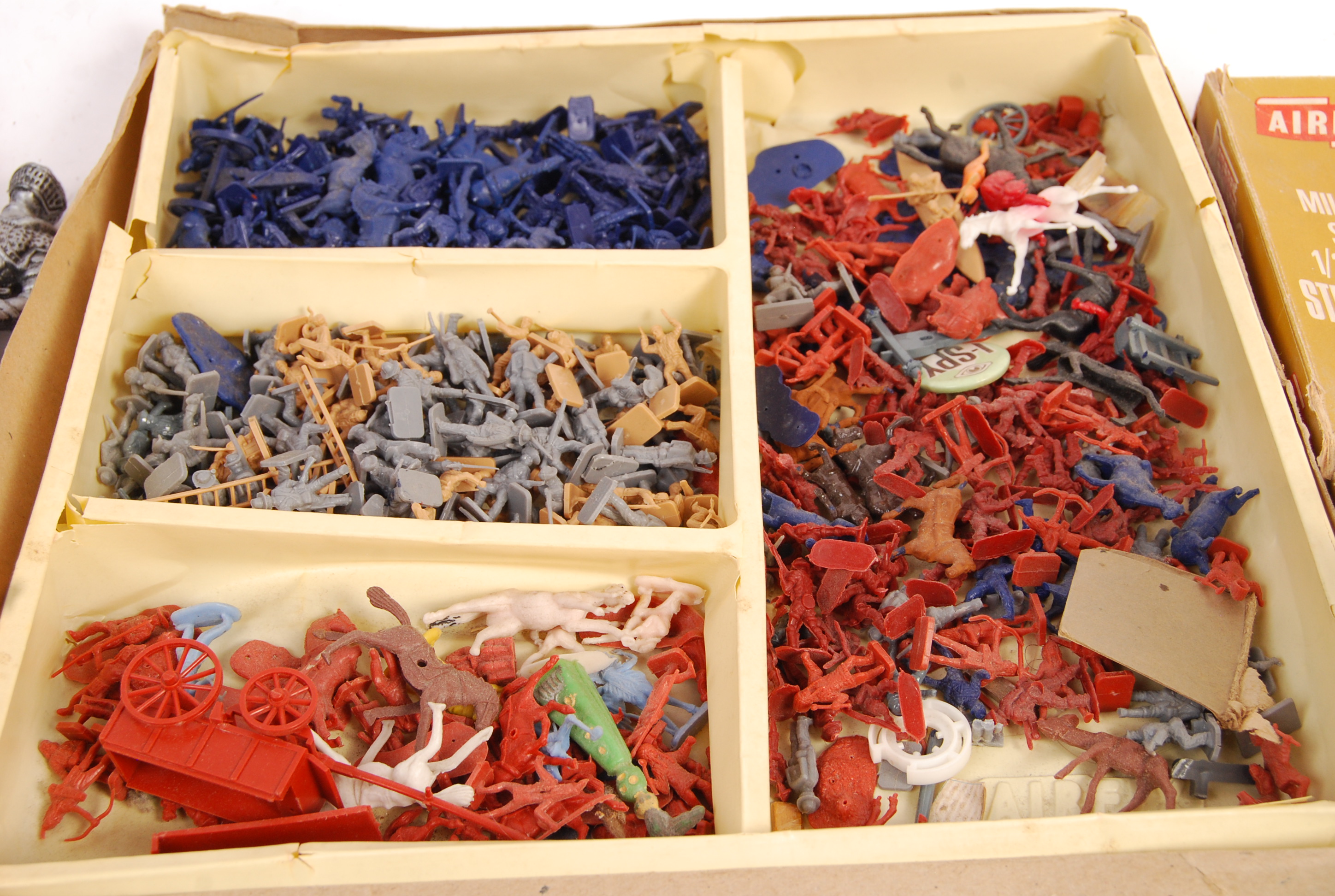A collection of vintage Airfix made H0 / 00 gauge scale plastic model ...
