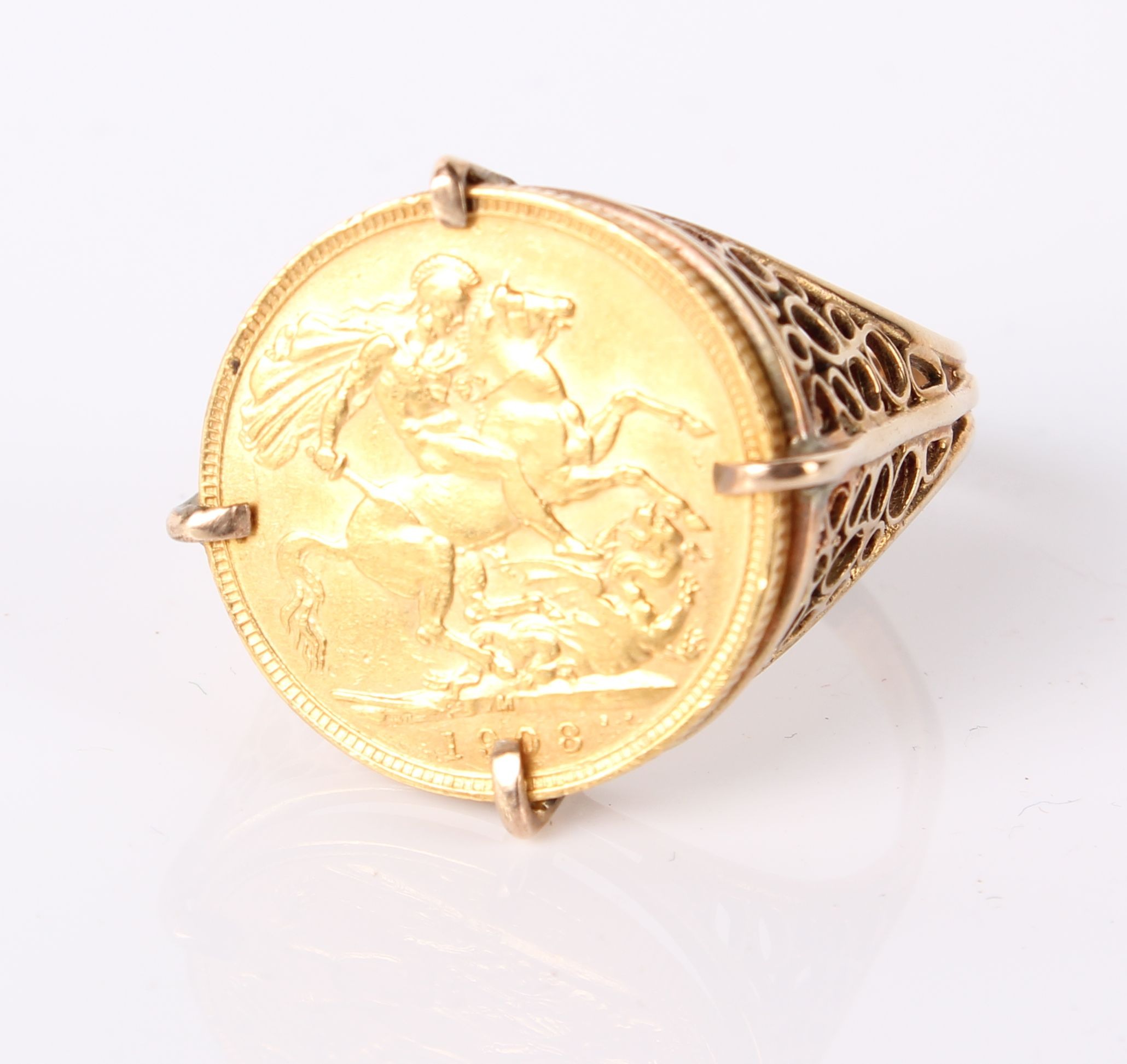 A 1908 sovereign mounted ring, 13.1g in total
