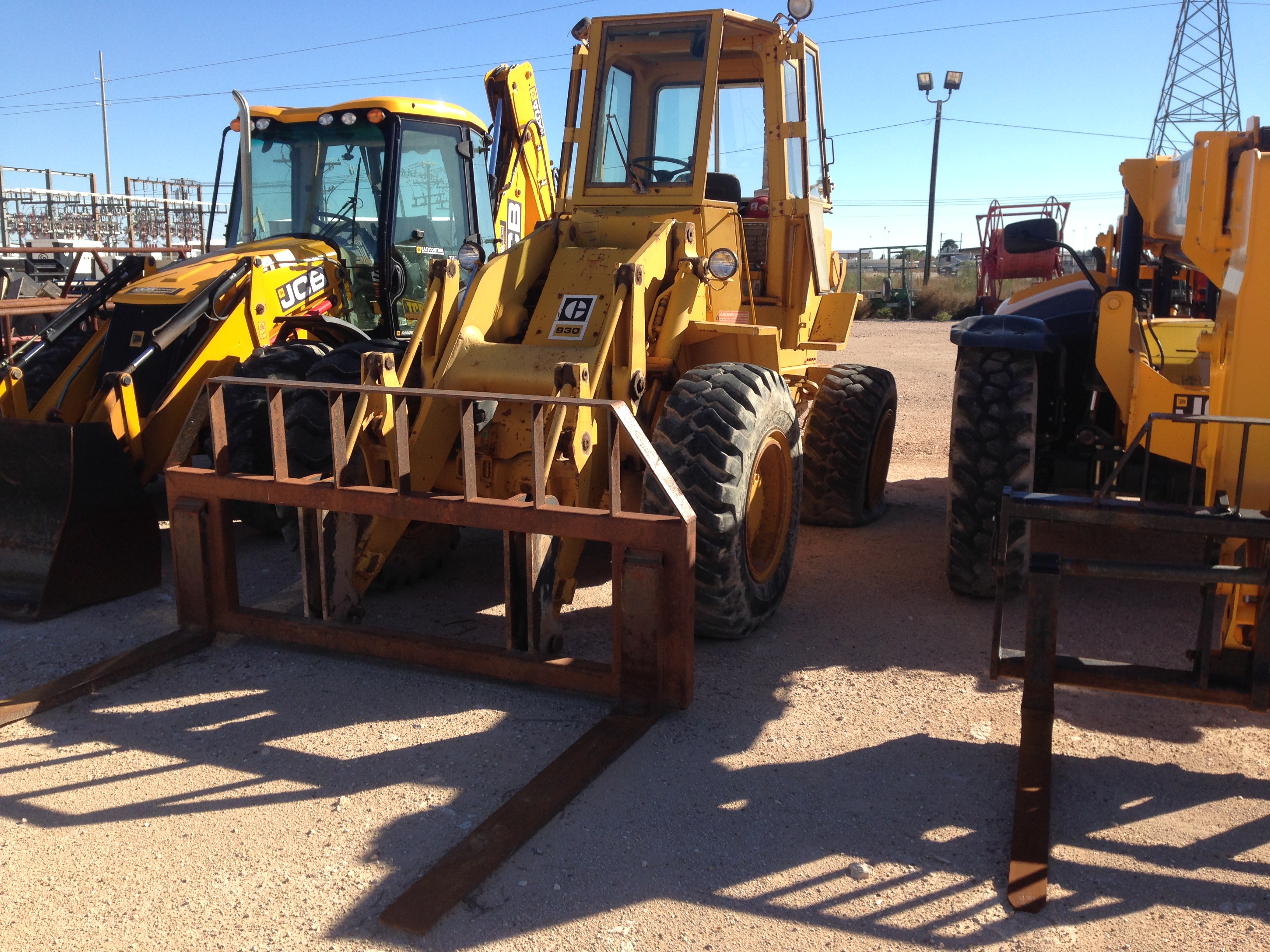 Caterpillar 930 Wheel Loader with Fork & Rack