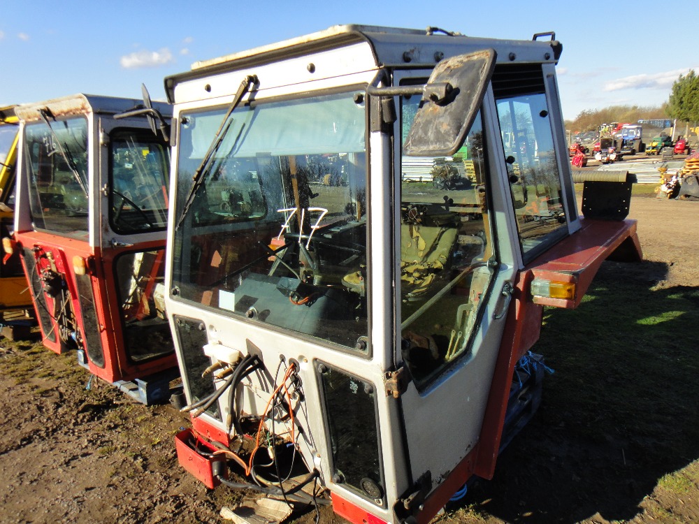 Massey Ferguson 690 Cabin