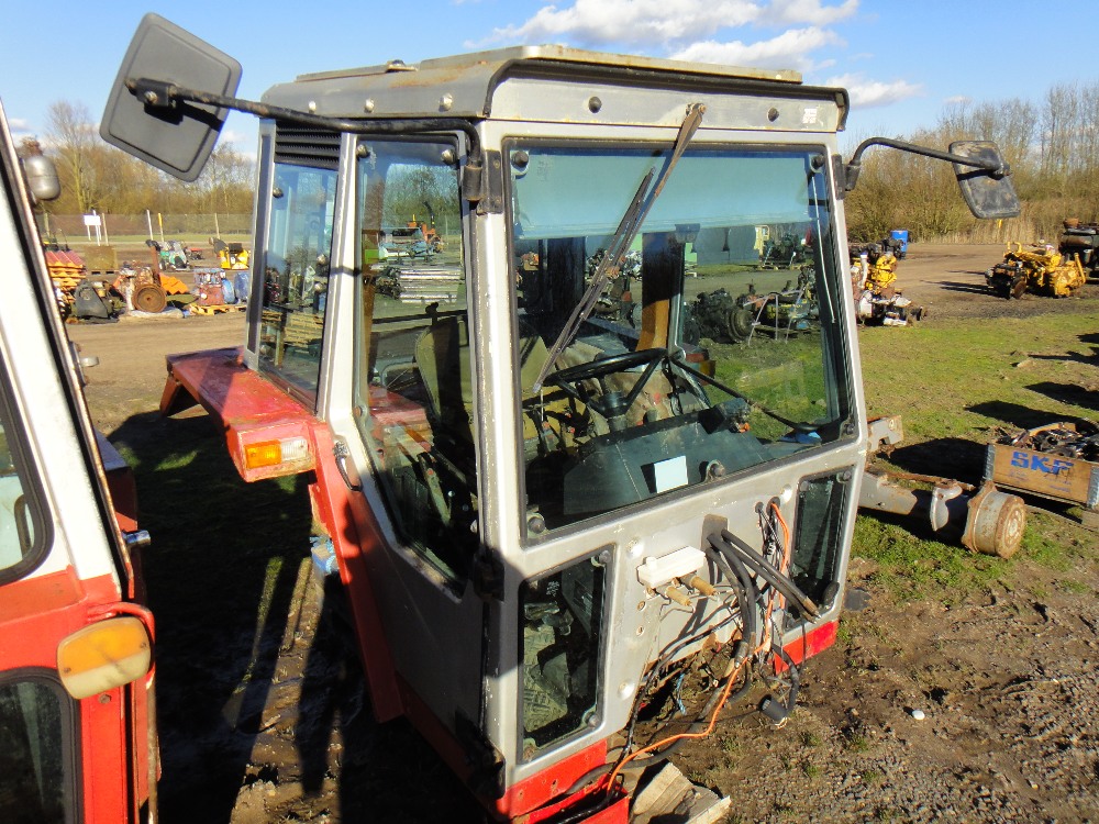 Massey Ferguson 690 Cabin