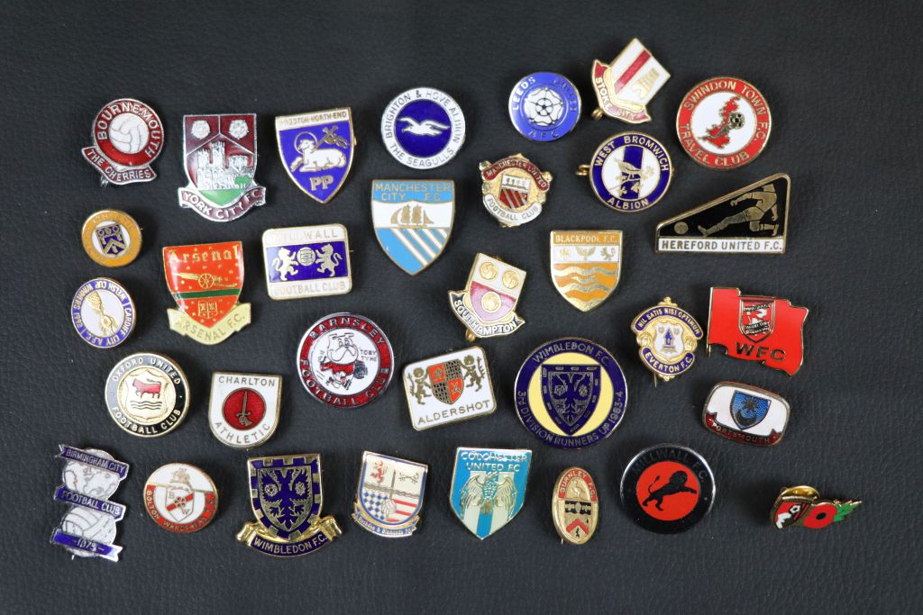 Football, enamel badges, a collection of 40+, league and non-league ...