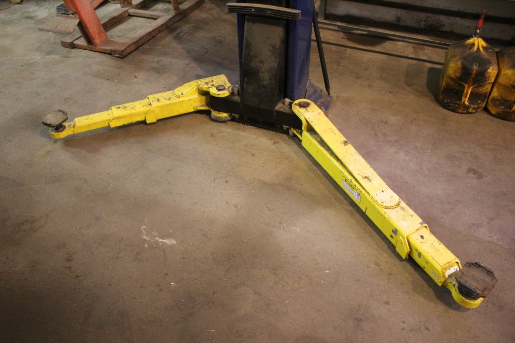 CHALLENGER LIFT 10,000 LB. MODEL CL10V3 ABOVE GROUND AUTOMOTIVE LIFT, S ...