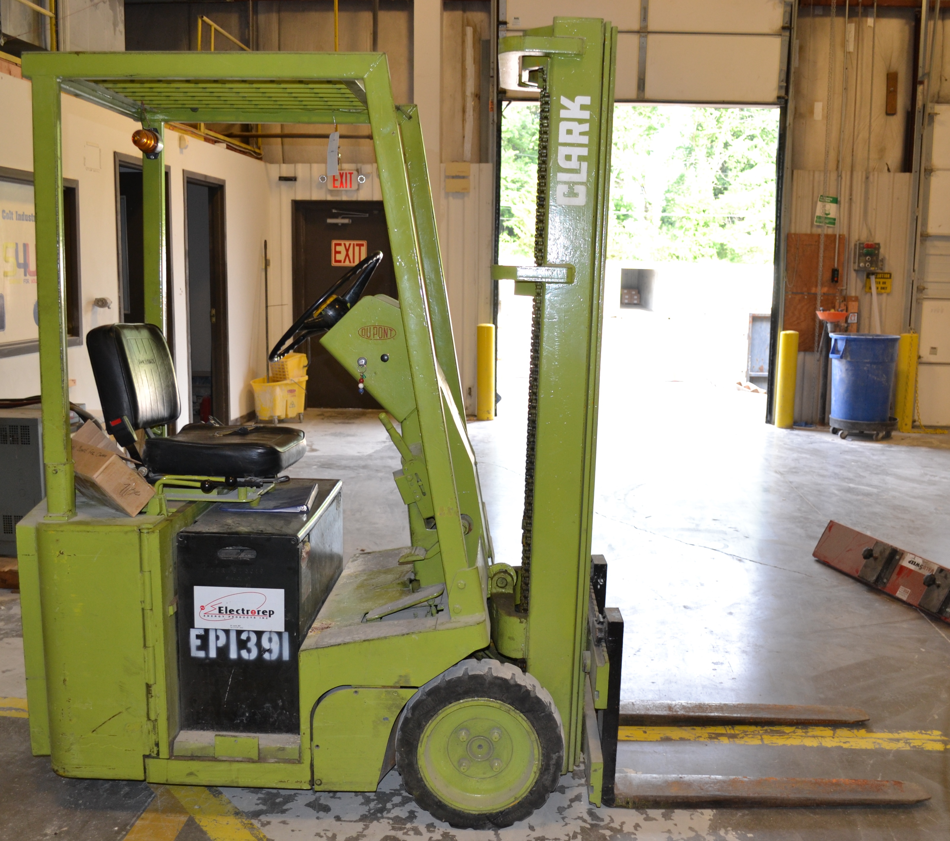 Clark Model TW25B Electric Forklift, 2,000-Lb Capacity, 3-Stage Mast ...