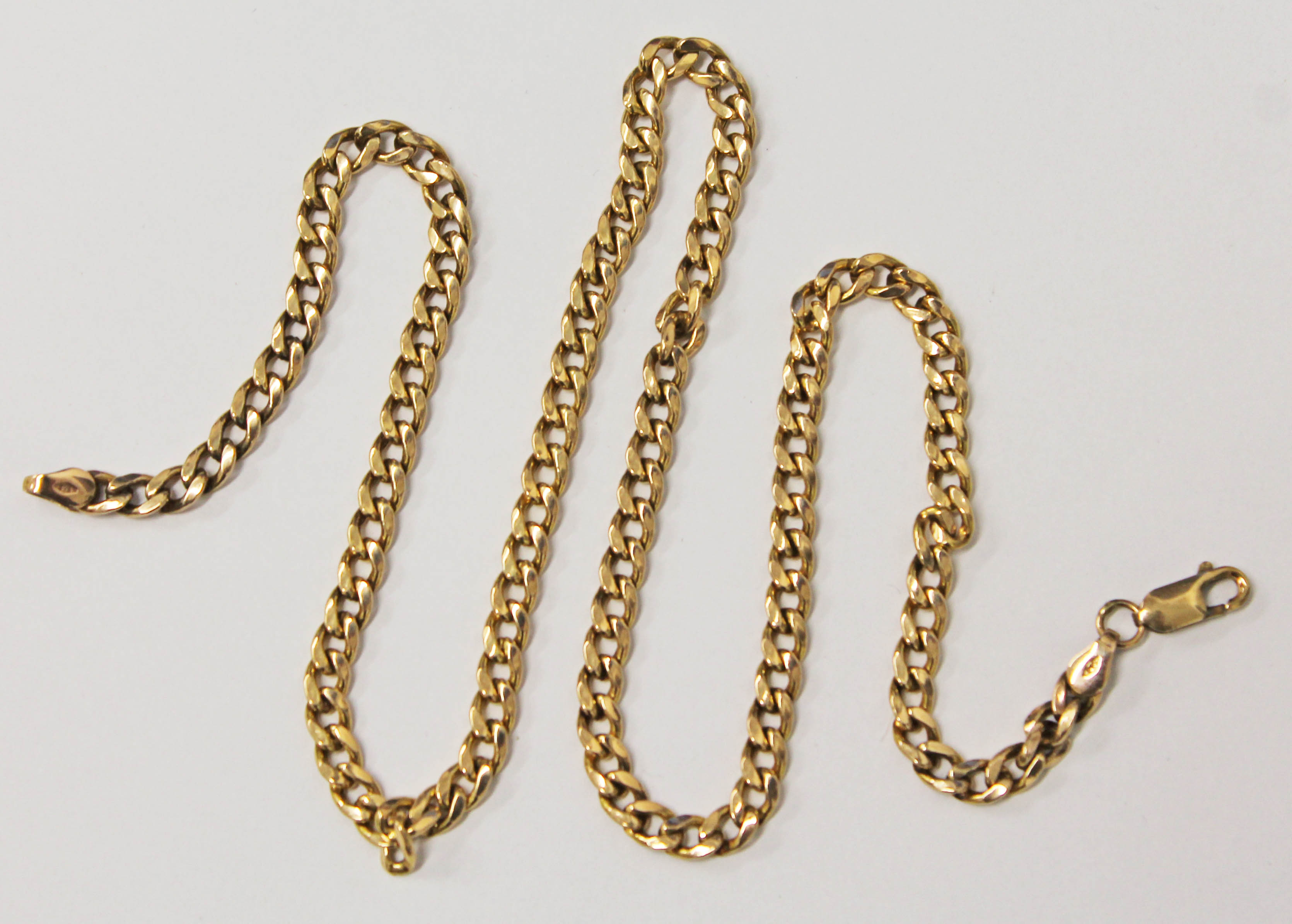 A yellow metal chain marked '375', length 47cm, wt. 9.1g.