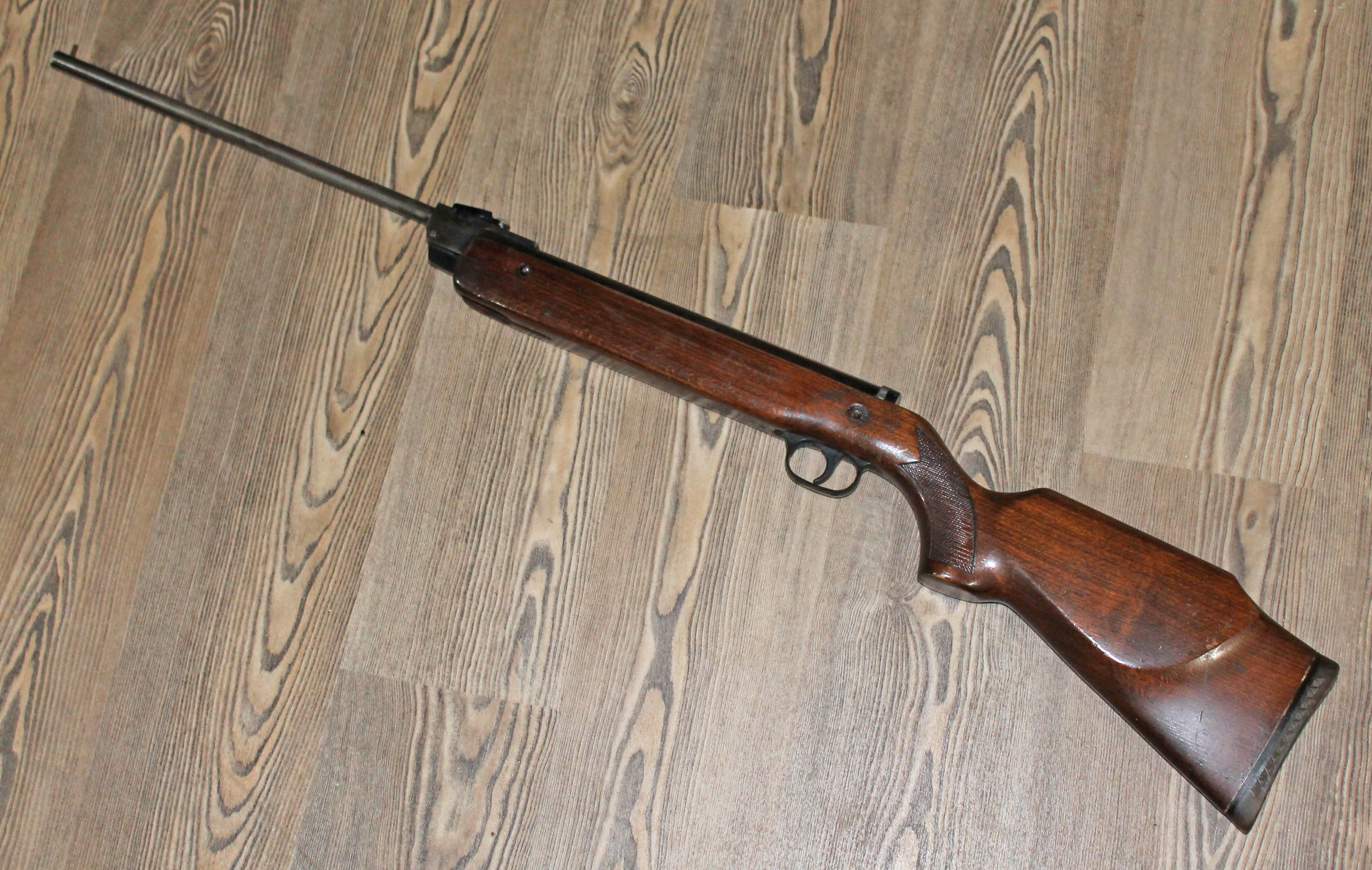 A Diana G80 air rifle, length 109cm.