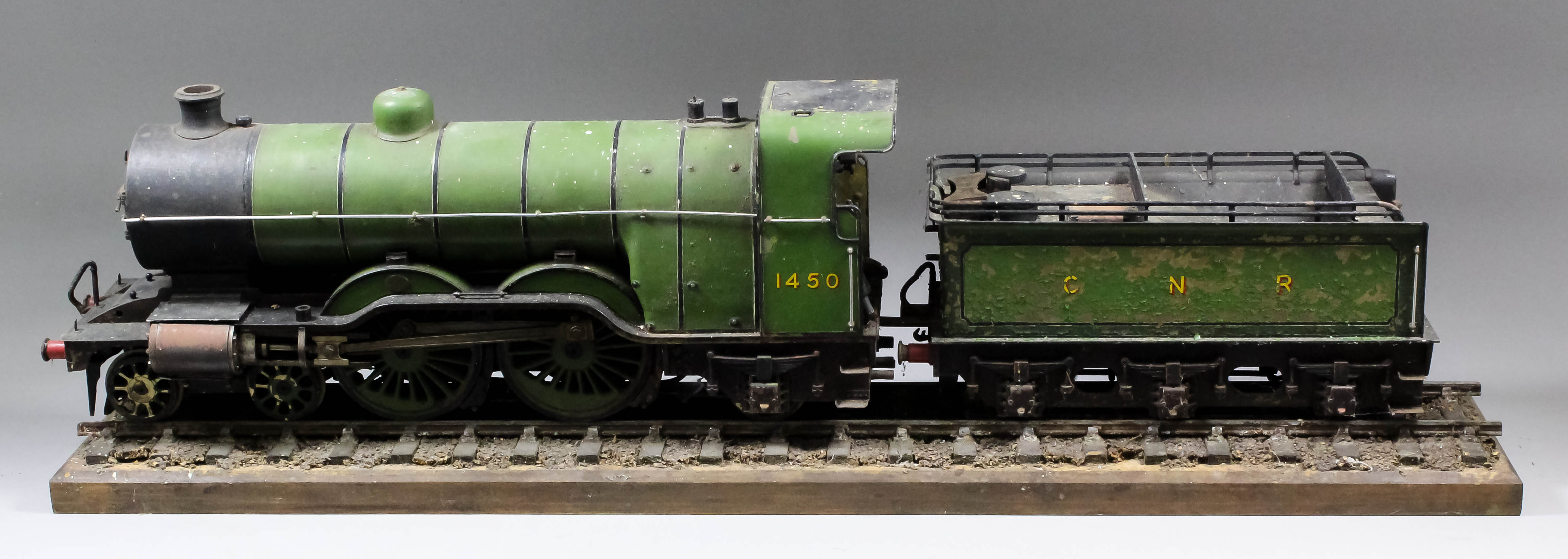 A 2.5ins gauge live steam locomotive and tender, No. 1450, in GNR green ...