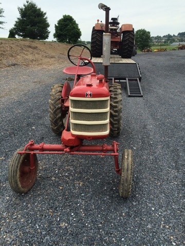Farmall Cub , Bar Grill?, tractor (560) style,?, runs good and looks great