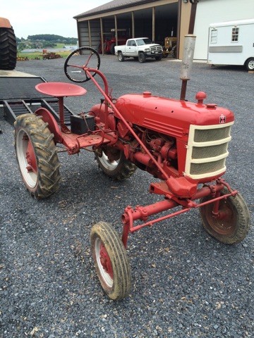 Farmall Cub , Bar Grill?, tractor (560) style,?, runs good and looks great