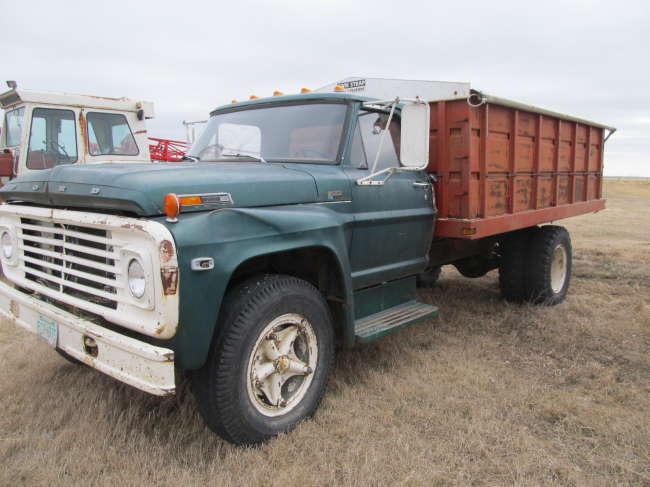 { Choice of lots: 15 } 1969 FORD F700 S/A GRAIN TRUCK; 5&2 Transmission ...