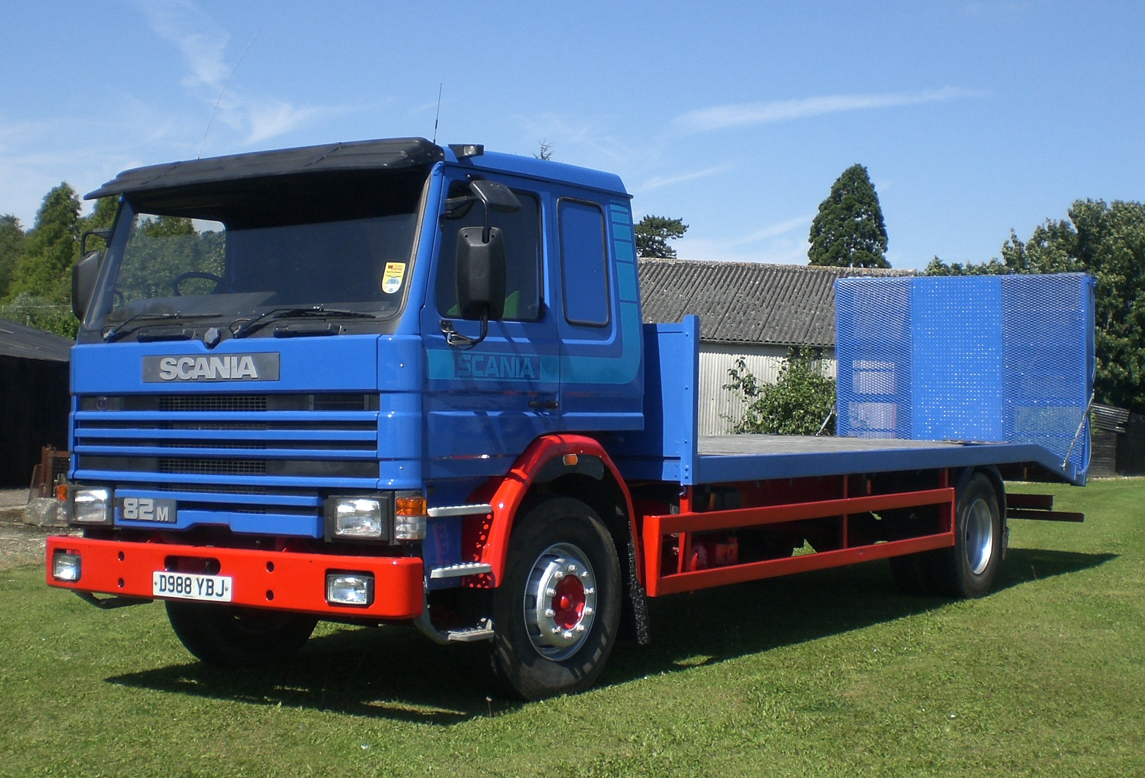1986 8000cc Scania 82M flatbed beavertail lorry Reg. No. D988 YBJ ...