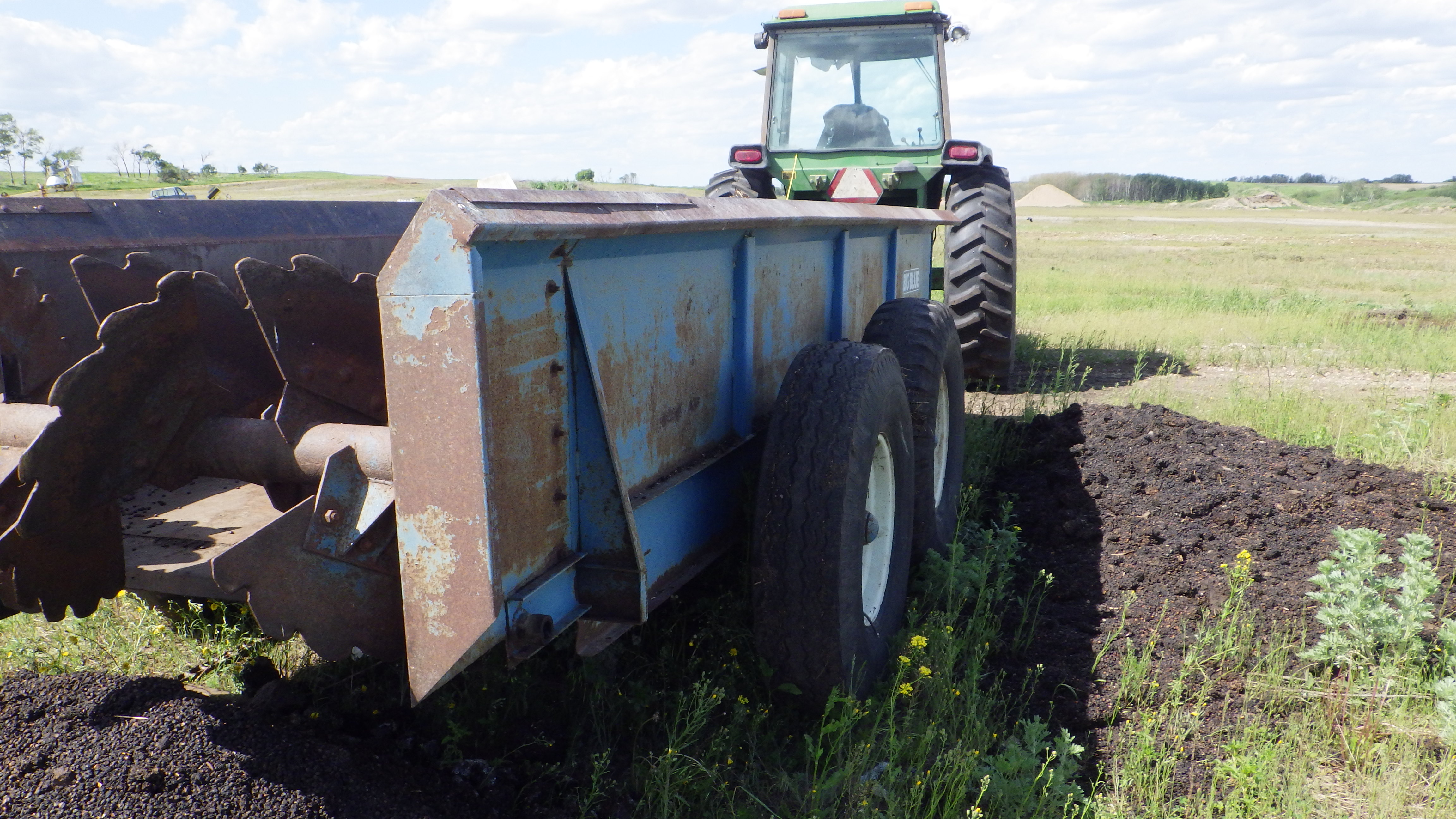 Big Blue manure spreader 20' dual wheels, chain needs repair